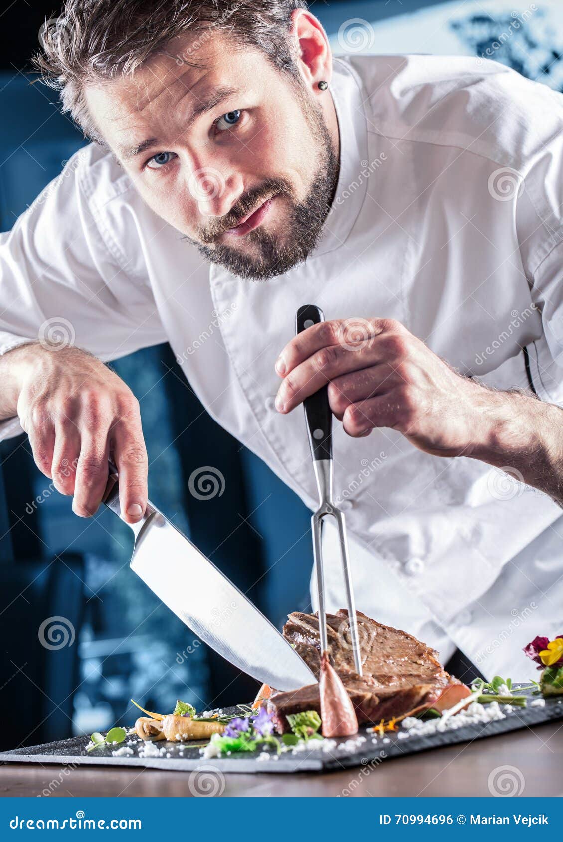 Chef-kok Chef-kok Met Mes En Vork De Professionele Chef-kok in Een ... Chef-kok Chef-kok Met Mes En Vork De Professionele Chef-kok in Een ...