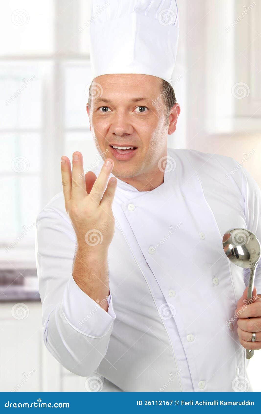 Chef-kok in de keuken stock afbeelding. Image of vrolijk - 26112167