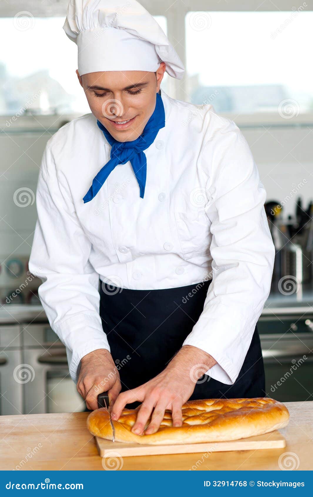 Chef-kok Die Groot Broodbrood Snijden Stock Foto - Image of baan ...