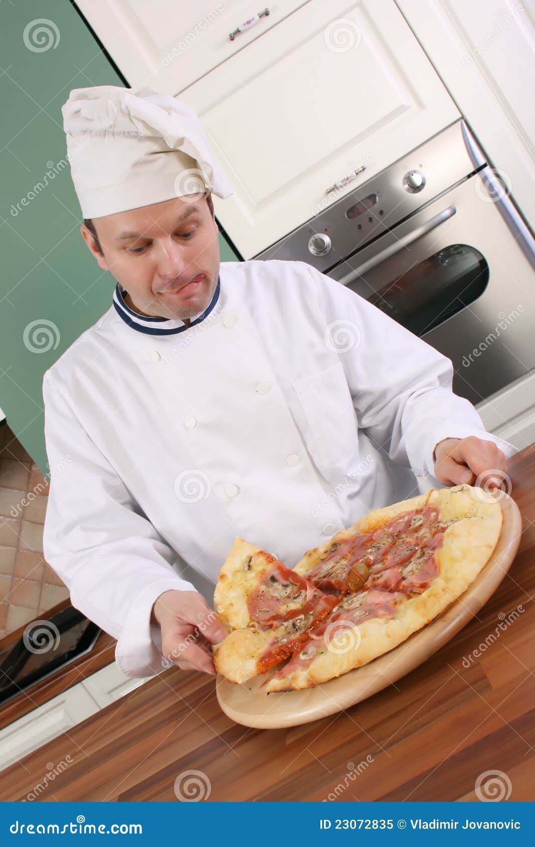Chef-kok en pizza stock afbeelding. Image of vers, bakkerij - 23072835