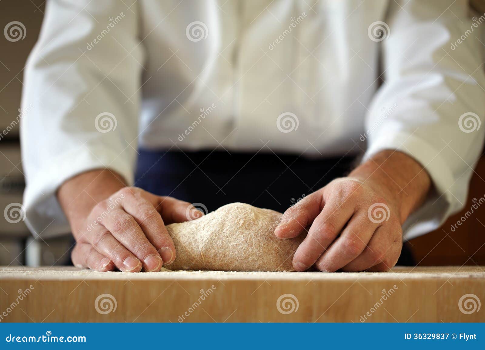 Chef-kok Het Kneden Gistdeeg Stock Afbeelding - Image of deeg, gebakken ...