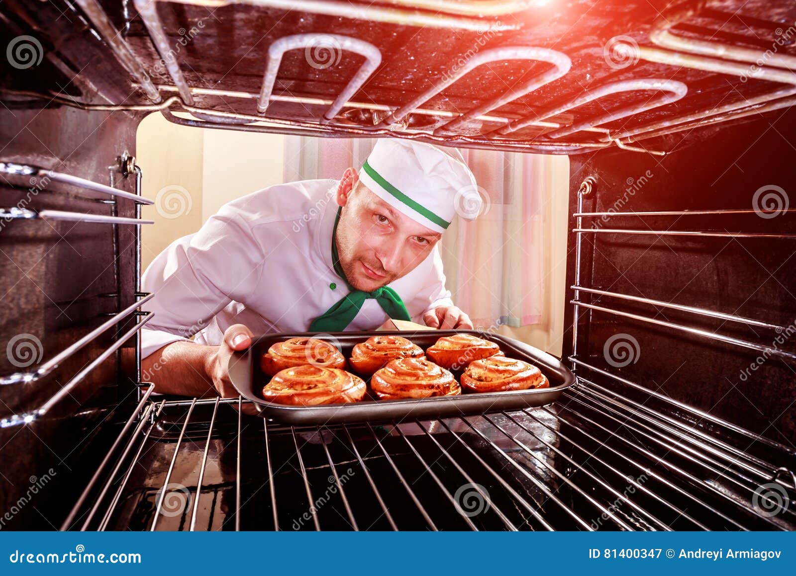 Chef-kok Het Koken in De Oven Stock Afbeelding - Image of deeg ...