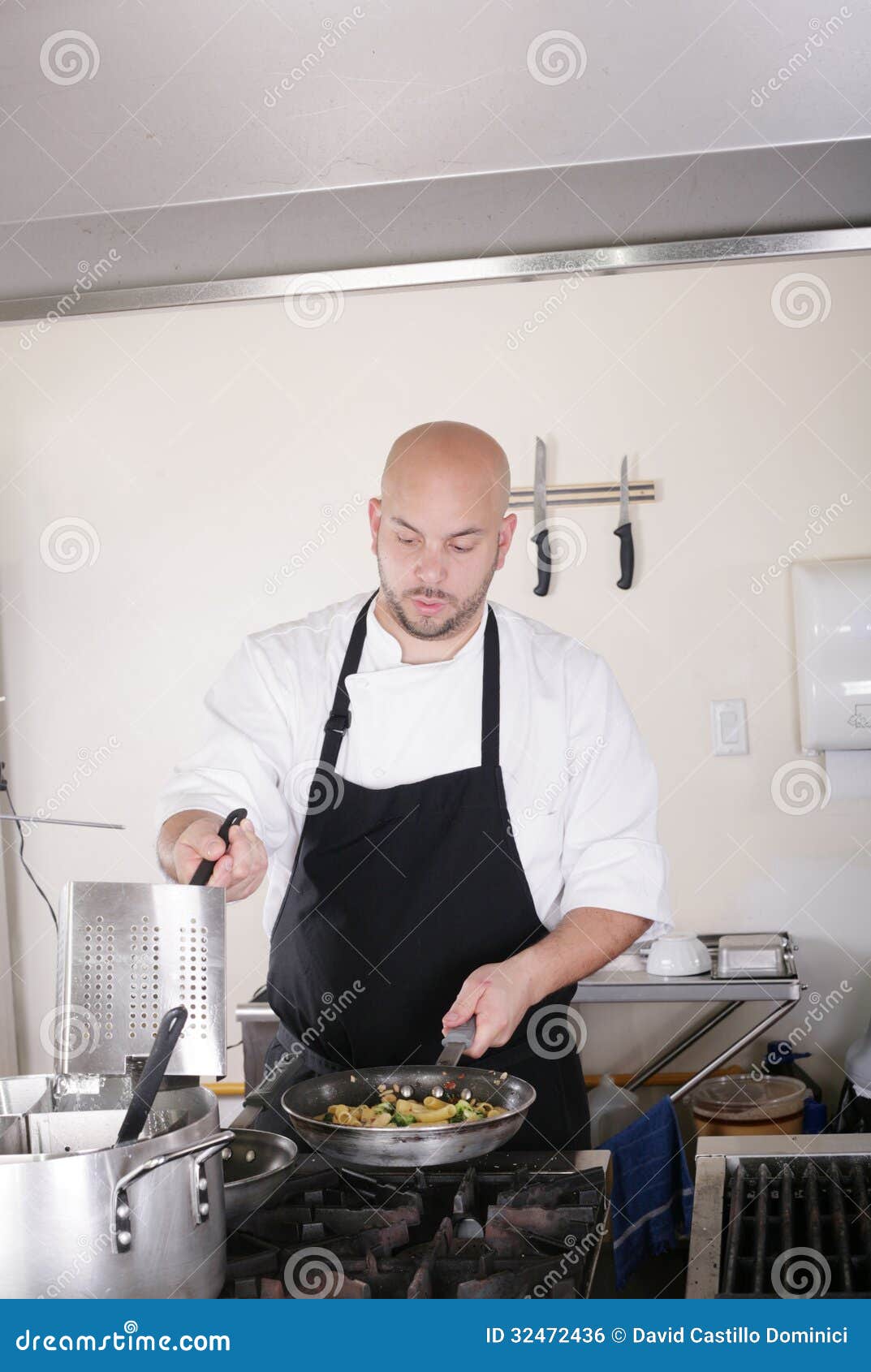 Chef-kok het werken stock foto. Image of mens, mensen - 32472436