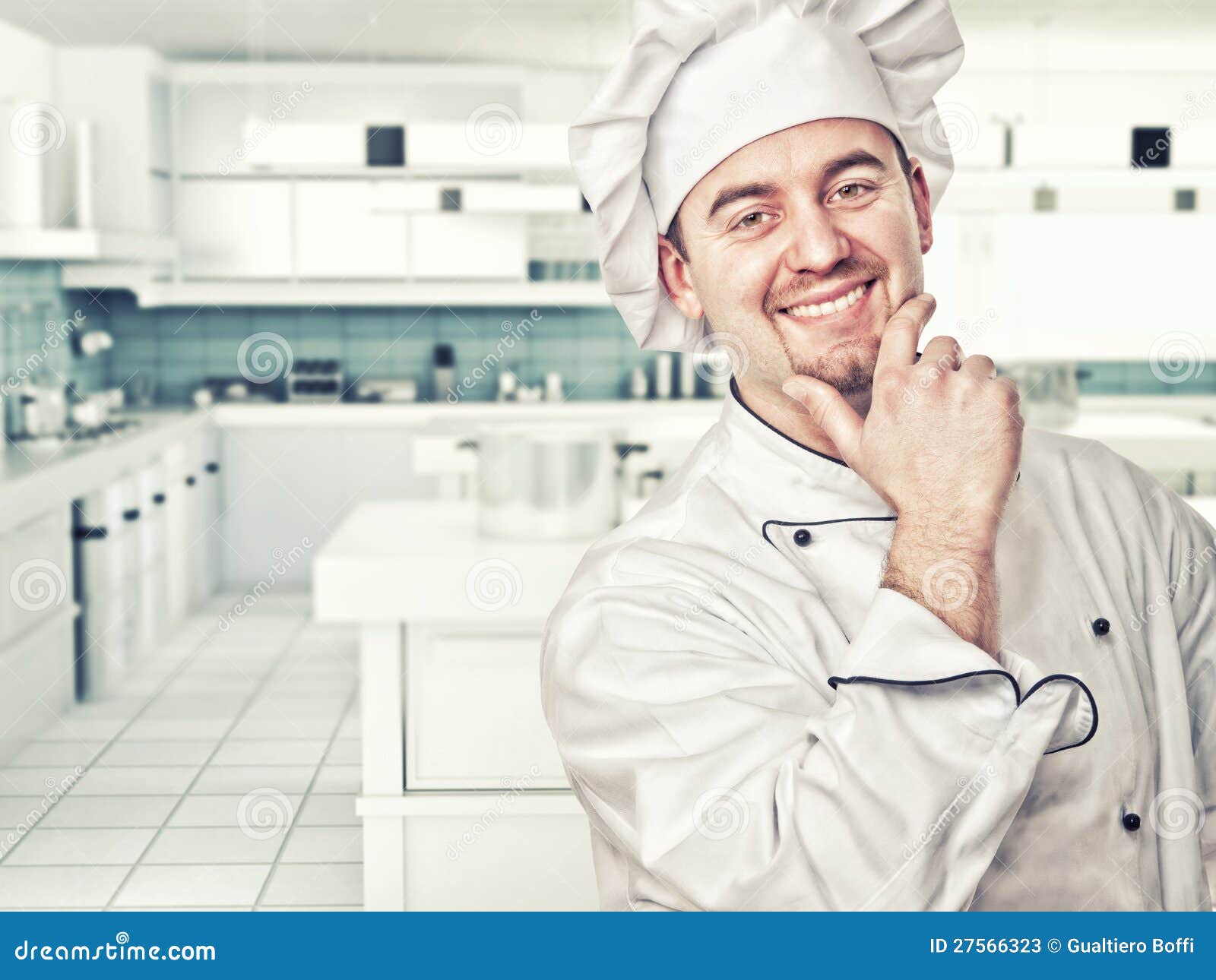 Chef-kok in keuken stock afbeelding. Image of gastronomisch - 27566323