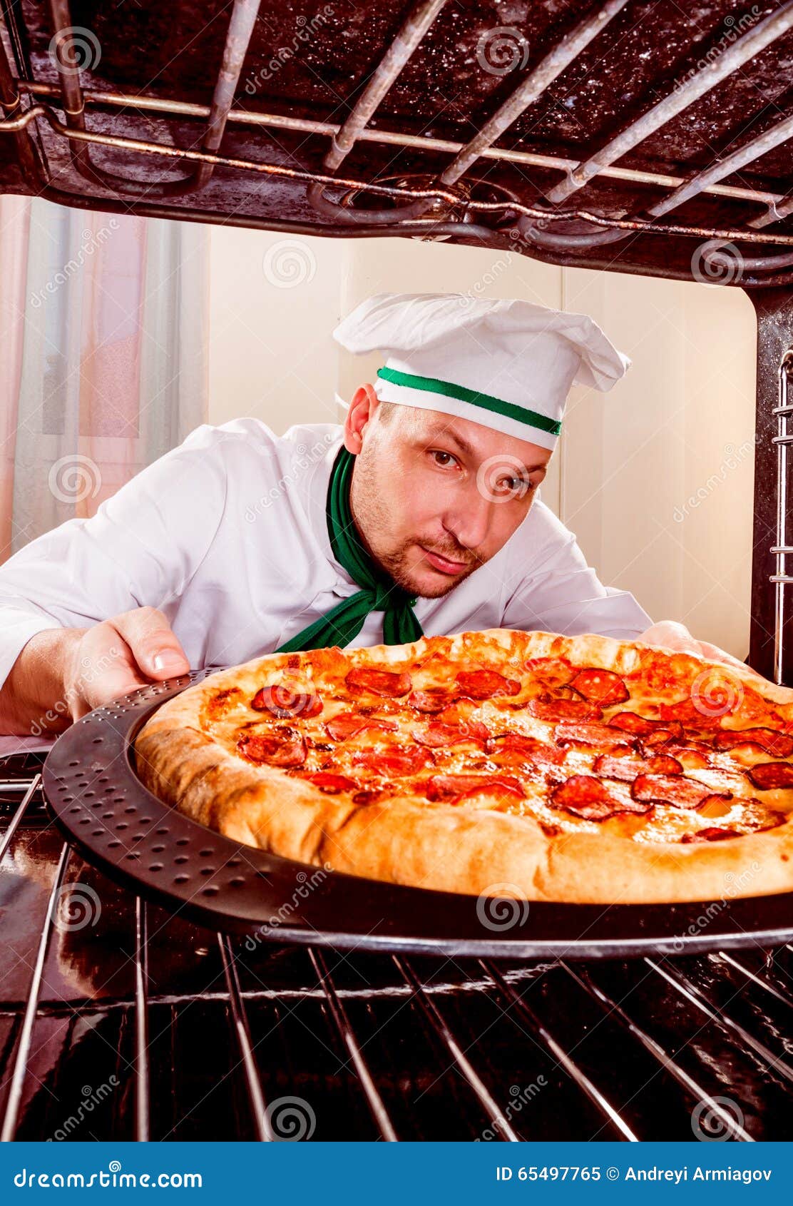 Chef-kok Kokende Pizza in De Oven Stock Afbeelding - Image of chef ...