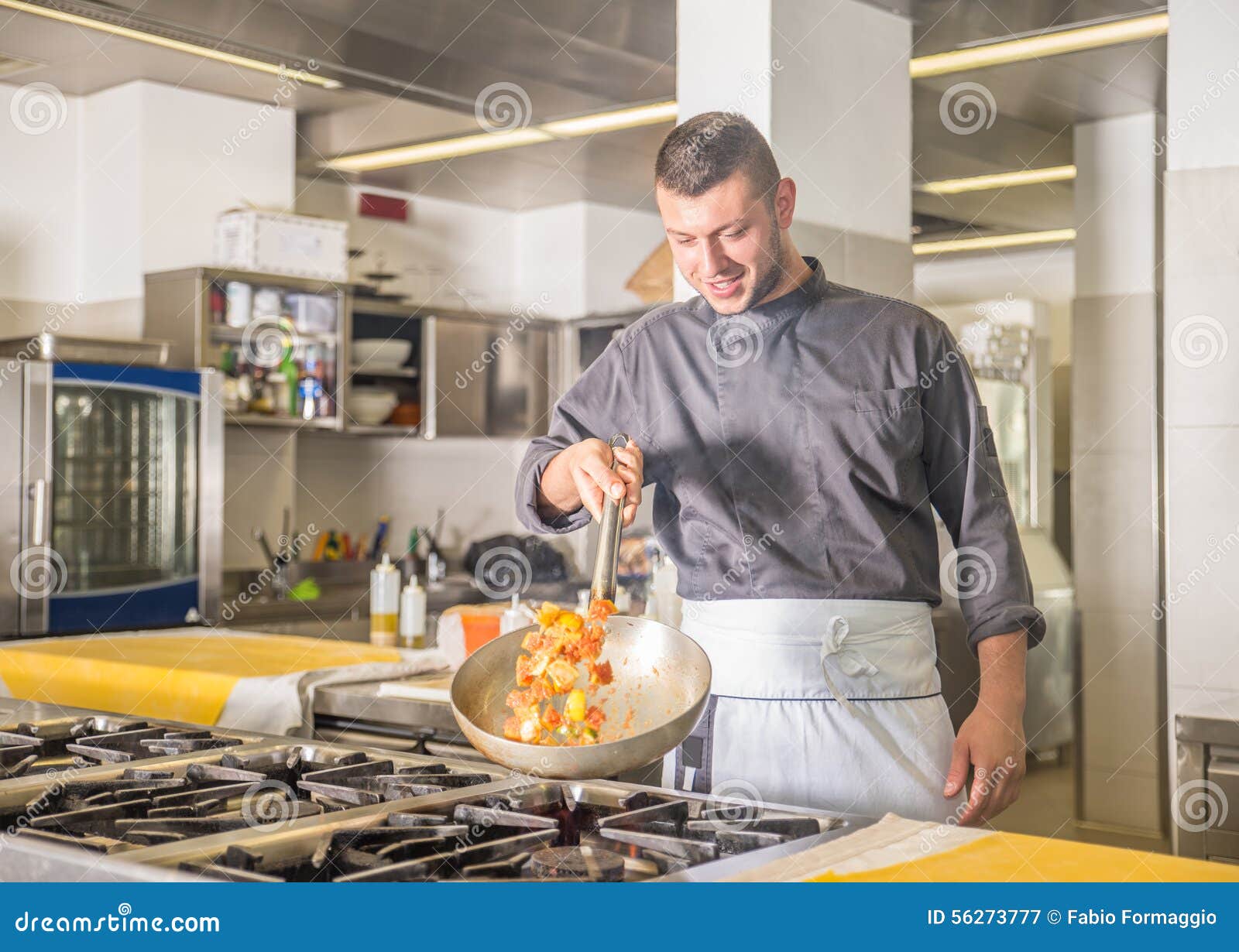 Chef-kok op het werk stock afbeelding. Image of vlees - 56273777