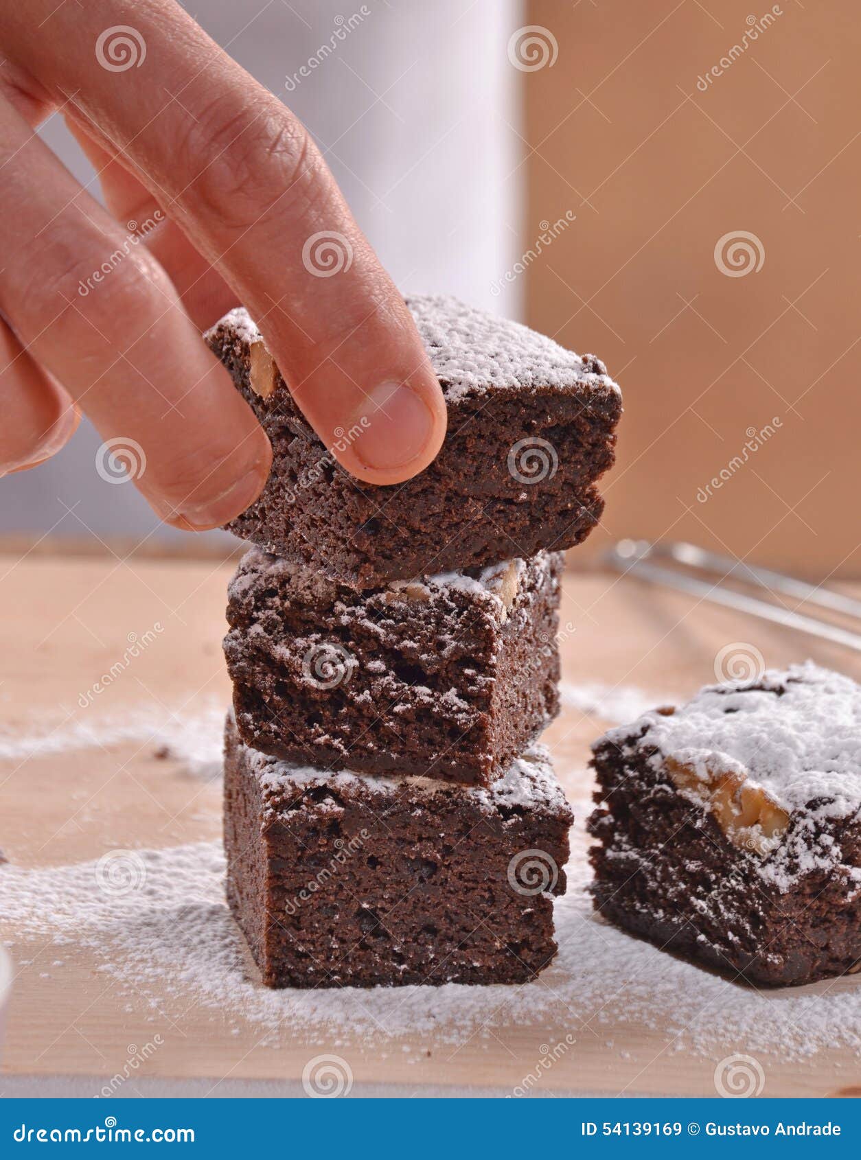 Chef-kokhanden Die En Verse Brownies Voorbereiden Snijden Stock ... Chef-kokhanden Die En Verse Brownies Voorbereiden Snijden Stock ...
