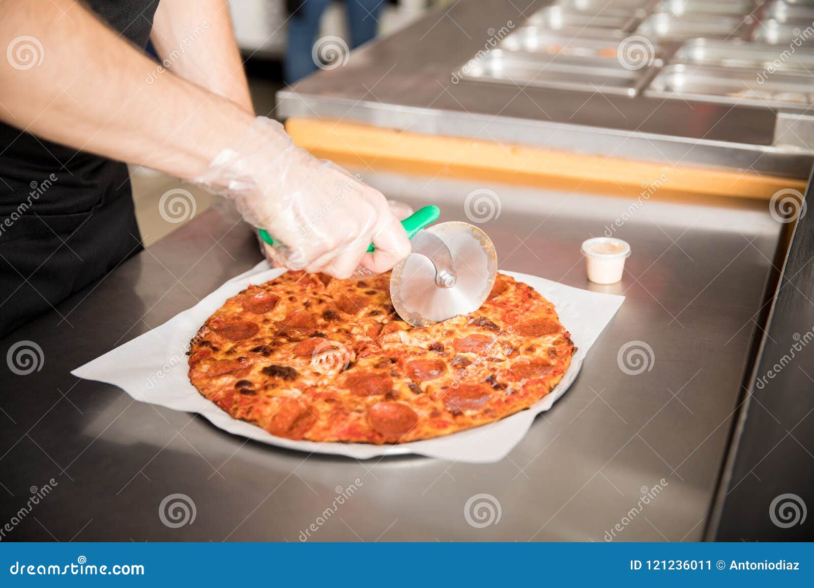 Chef-kokhanden Die Pizza Snijden in Plakken Die Rolsnijder Met Behulp ... Chef-kokhanden Die Pizza Snijden in Plakken Die Rolsnijder Met Behulp ...