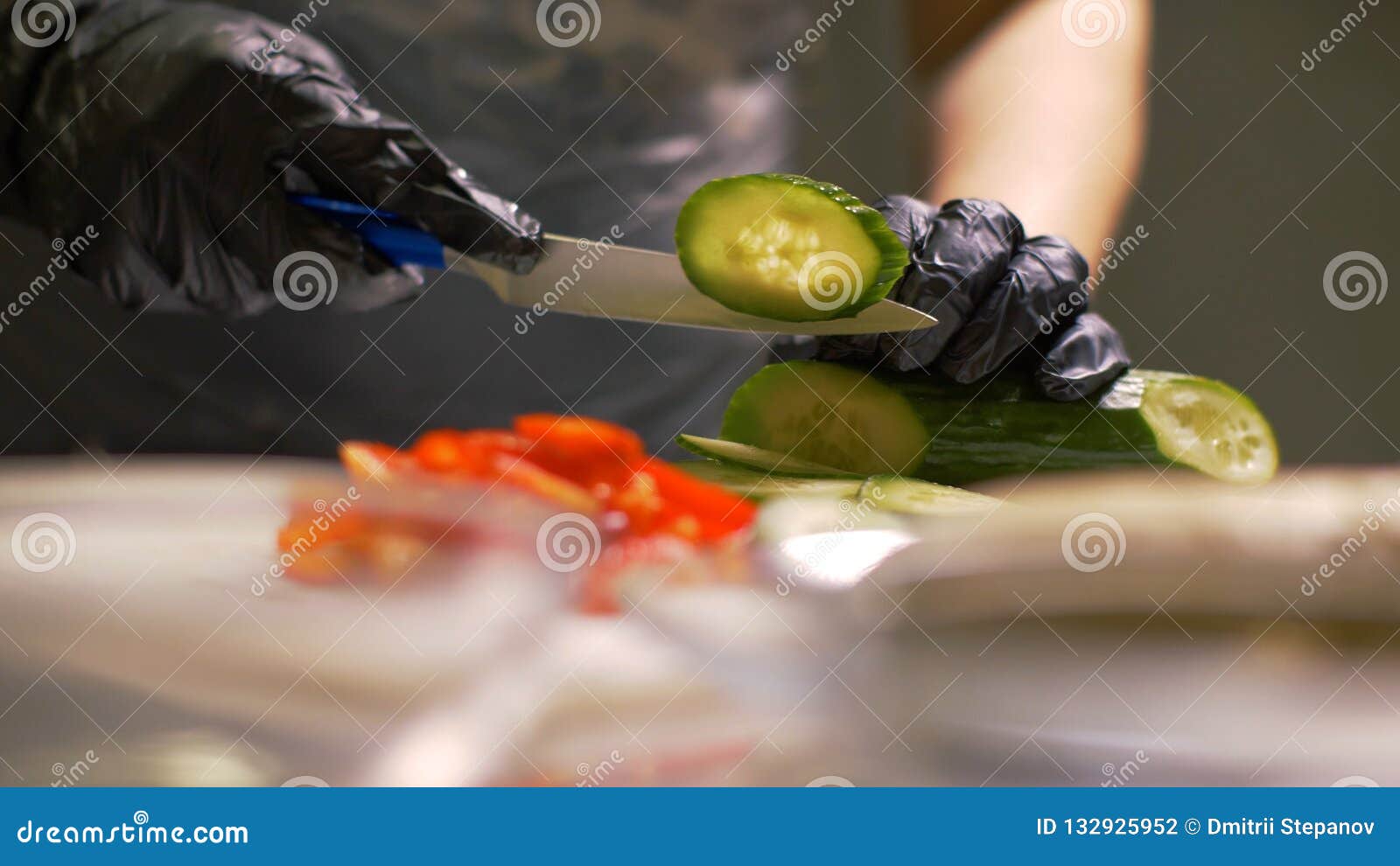 Chef-kokhanden Die Verse Komkommer Op Ronde Stukken Voor Het Koken Van ... Chef-kokhanden Die Verse Komkommer Op Ronde Stukken Voor Het Koken Van ...