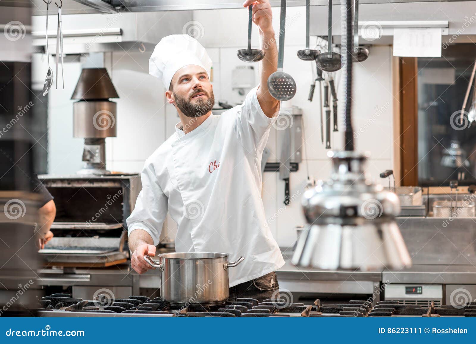 Chef-kokkok bij de keuken stock afbeelding. Image of baan - 86223111