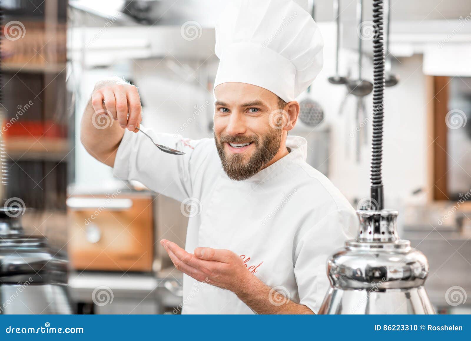 Chef-kokkok bij de keuken stock foto. Afbeelding bestaande uit ...