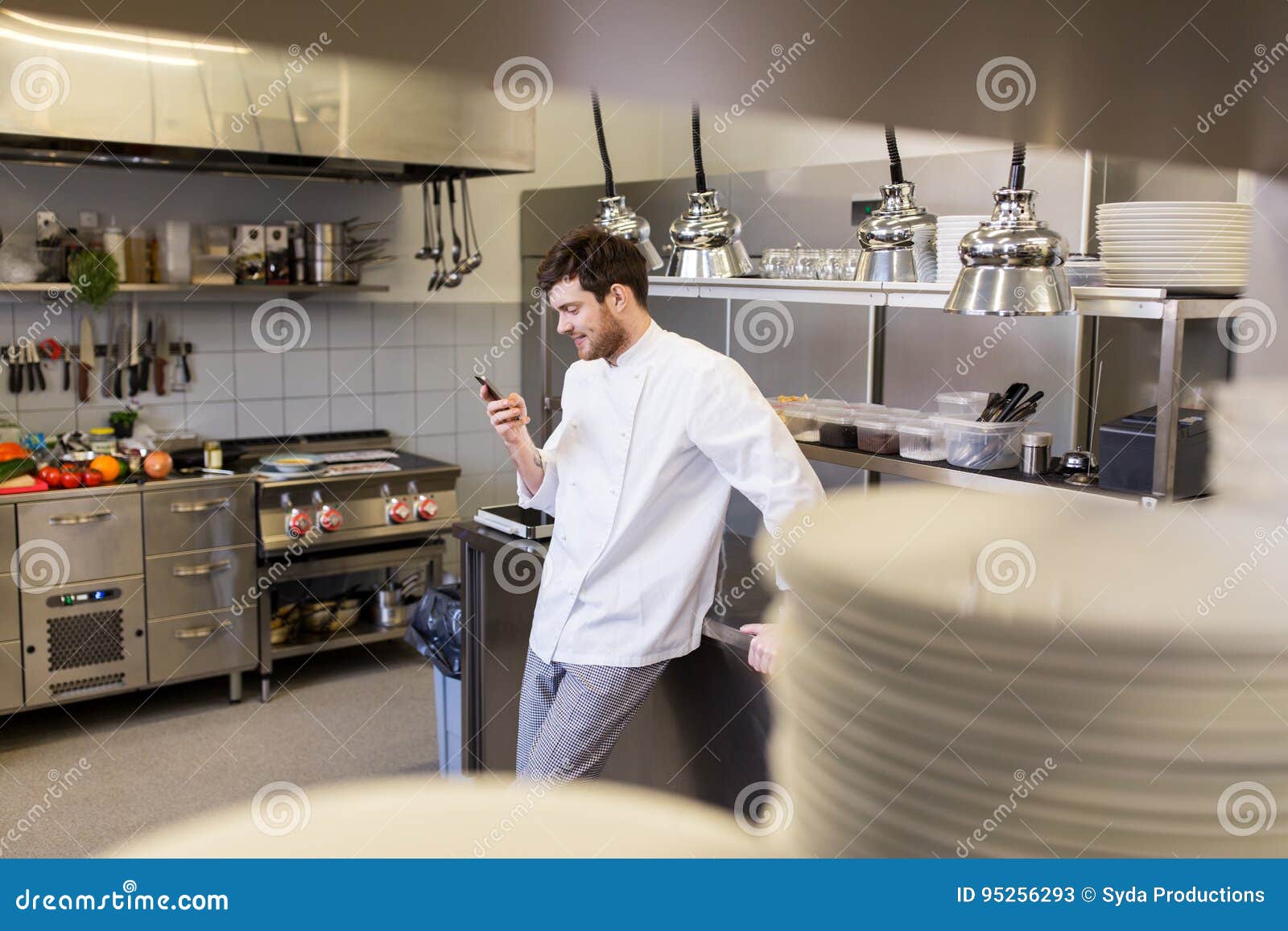 Chef-kokkok Met Smartphone Bij Restaurantkeuken Stock Afbeelding ...