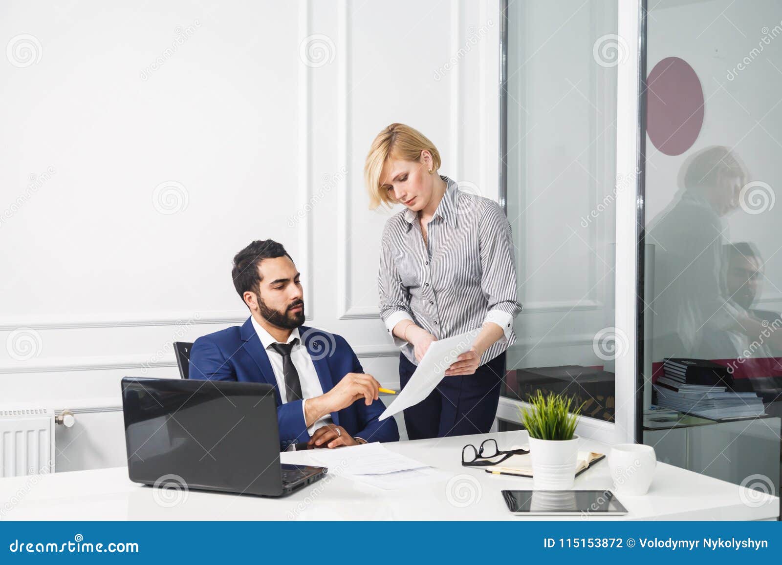 In Chef- Office stock foto. Image of boekhouder, bureau - 115153872