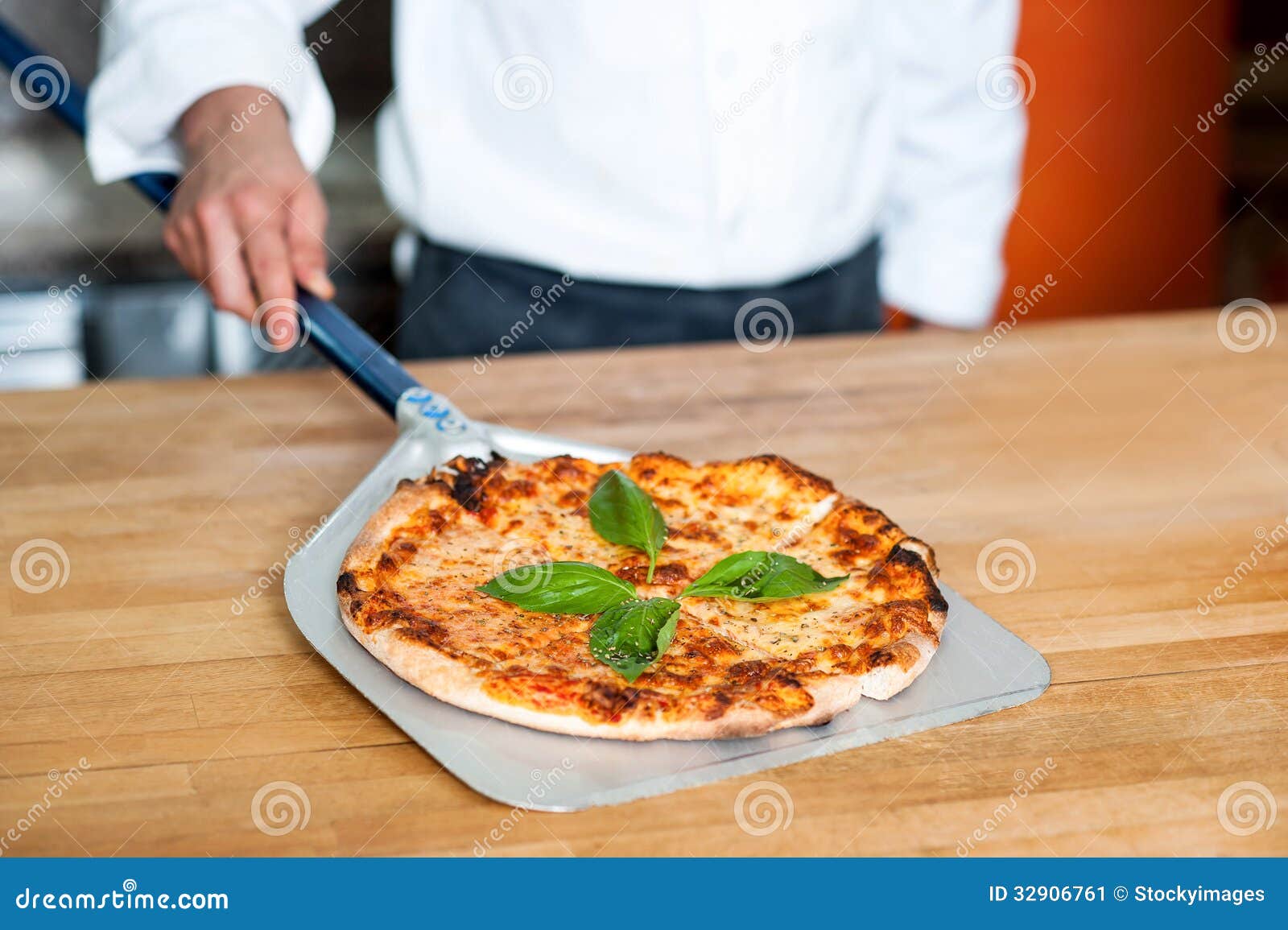 Chef Prenant La Pizza De La Base Image stock - Image du fixation ...