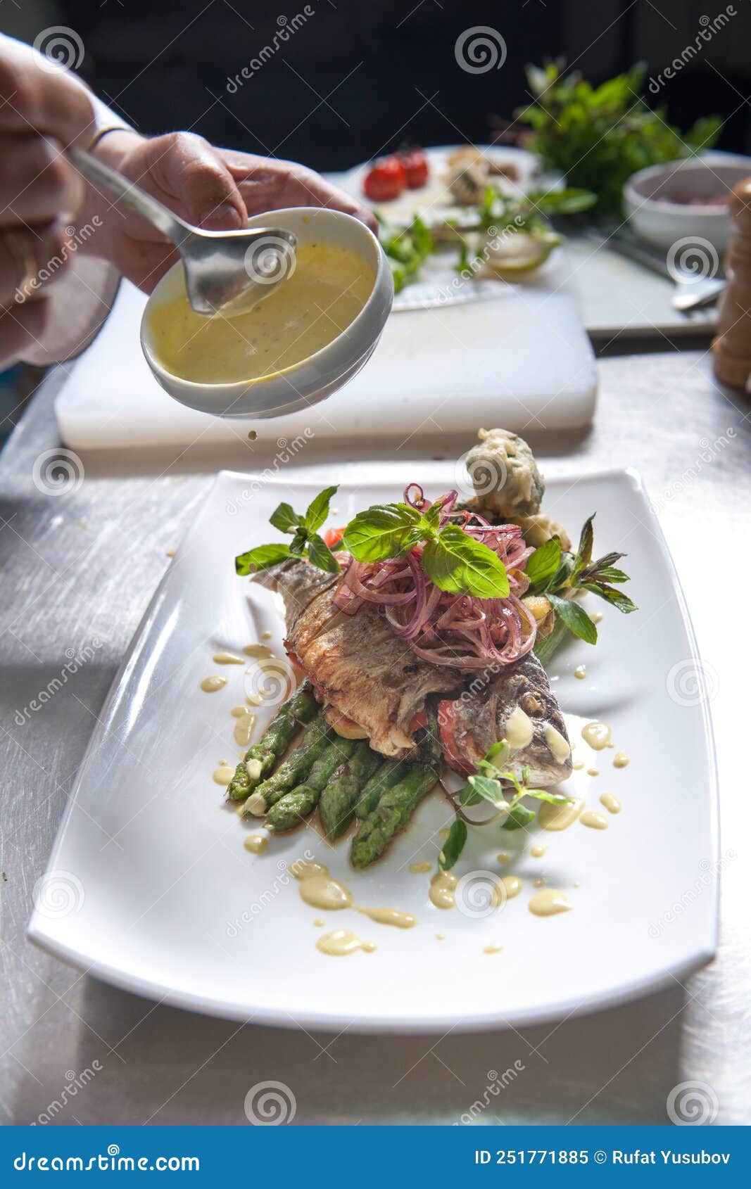 Chef Prepara Peixe Para Dorado Imagem de Stock - Imagem de prato ...