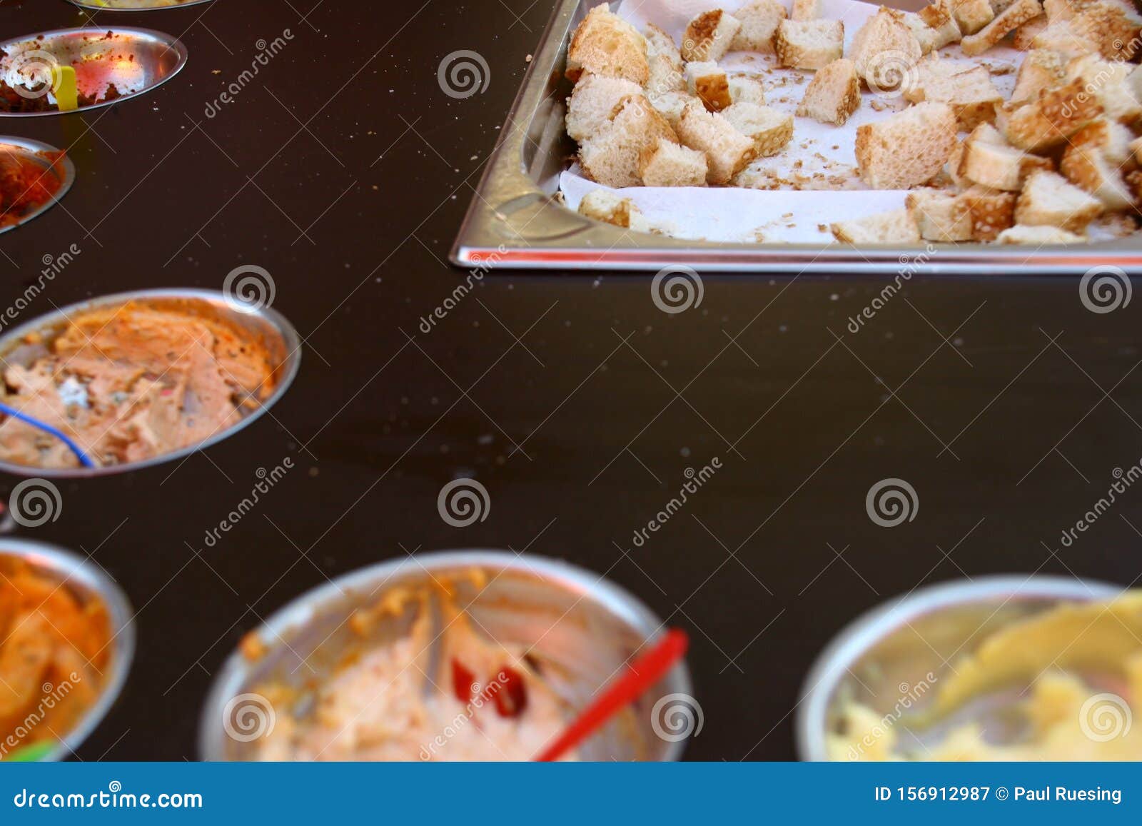 Chef Preparando Comida En La Cocina Imagen de archivo - Imagen de salsa ...