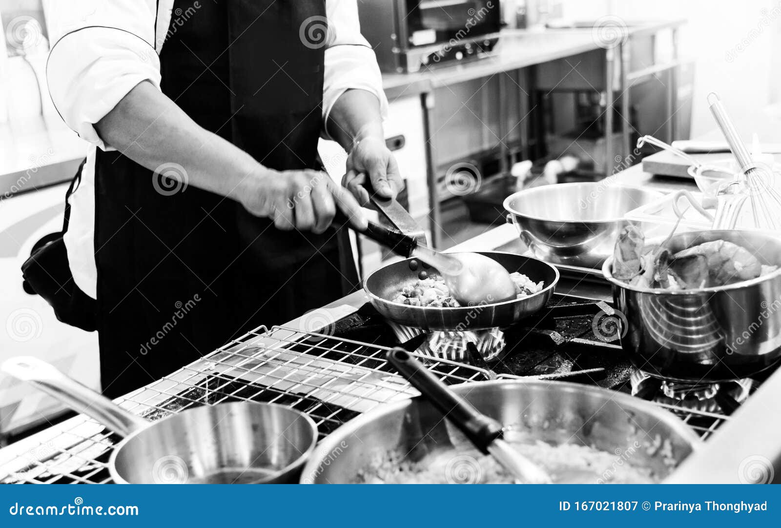 Chef Preparando La Comida En La Cocina, Cocinando El Chef, Closeup ...