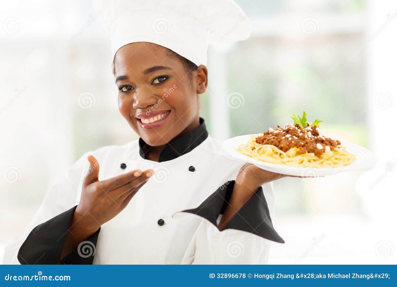 Chef presenting spaghetti stock photo. Image of beautiful - 32896678