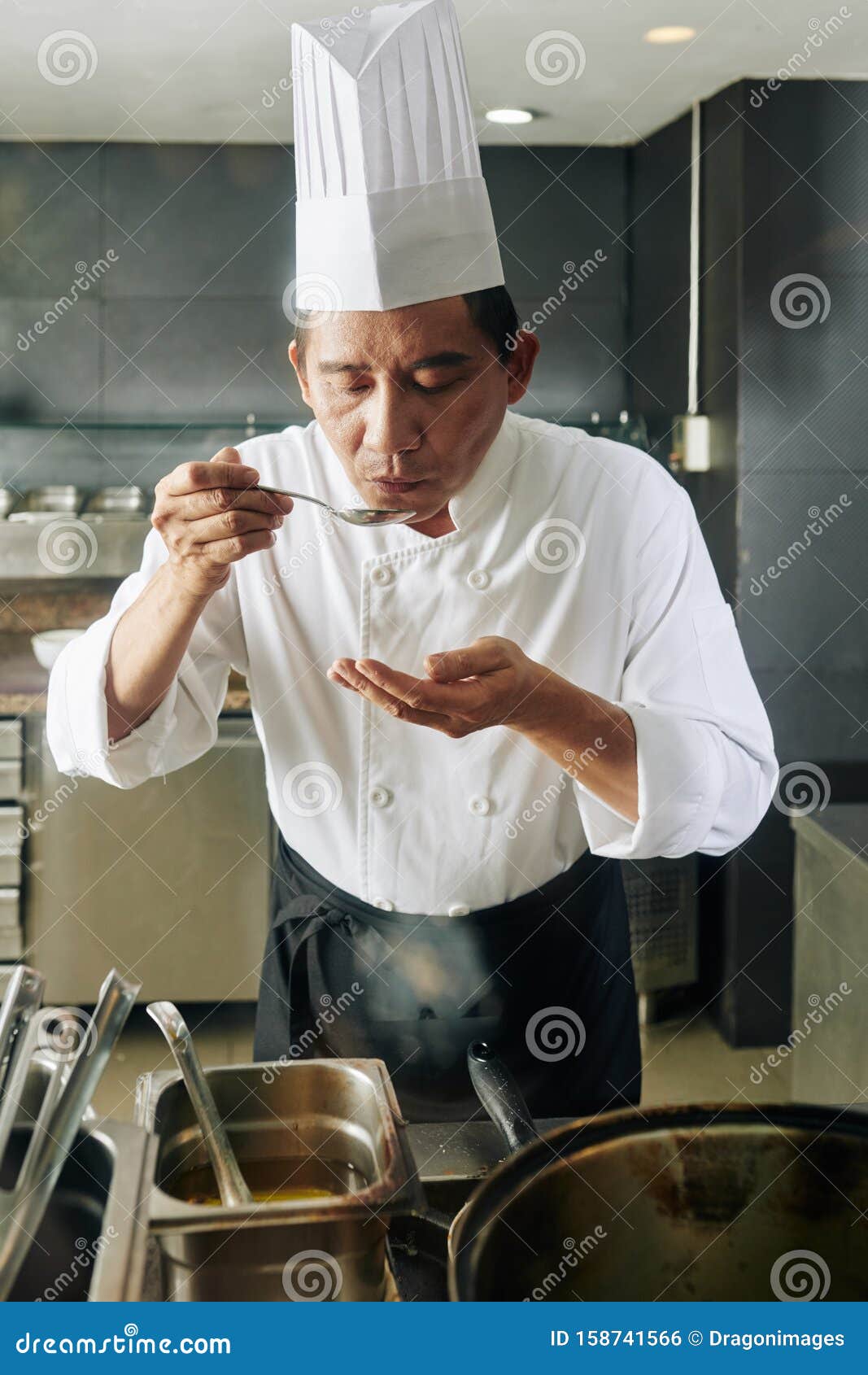 Chef Probando Su Salsa De Marca Foto de archivo - Imagen de tenencia ...