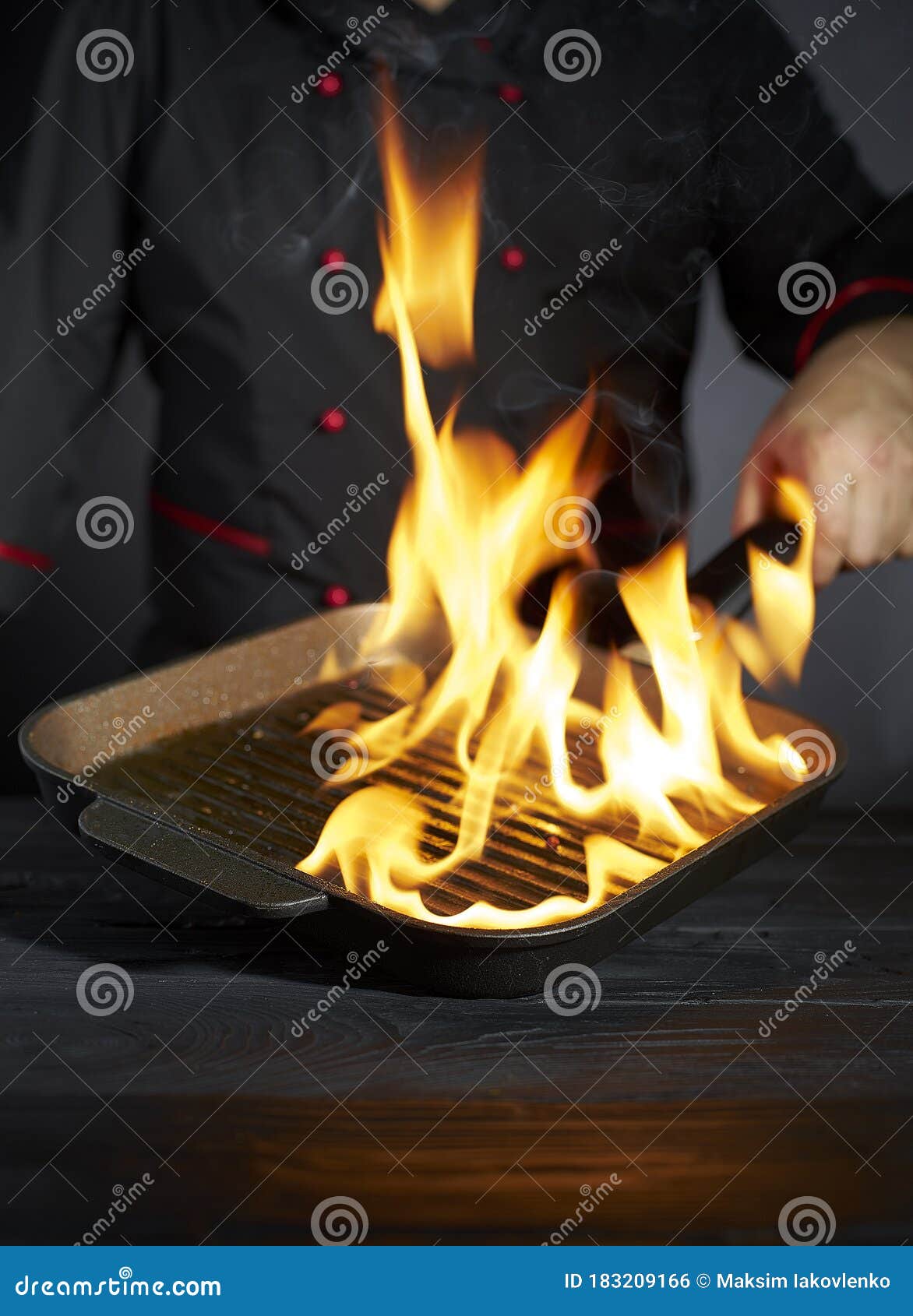 Chef Profesional Preparando Comida En Llamas Foto de archivo - Imagen ...