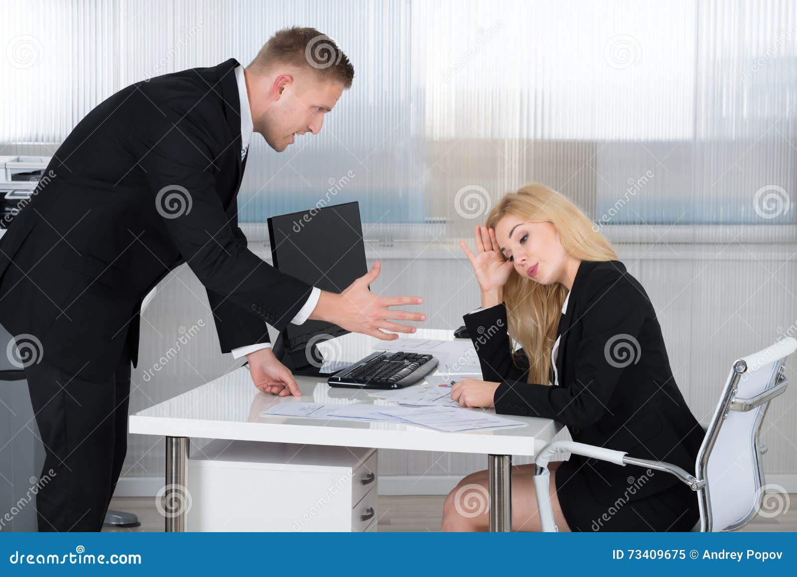 Chef Shouting at Employee, Das am Schreibtisch Sitzt Stockbild - Bild ...