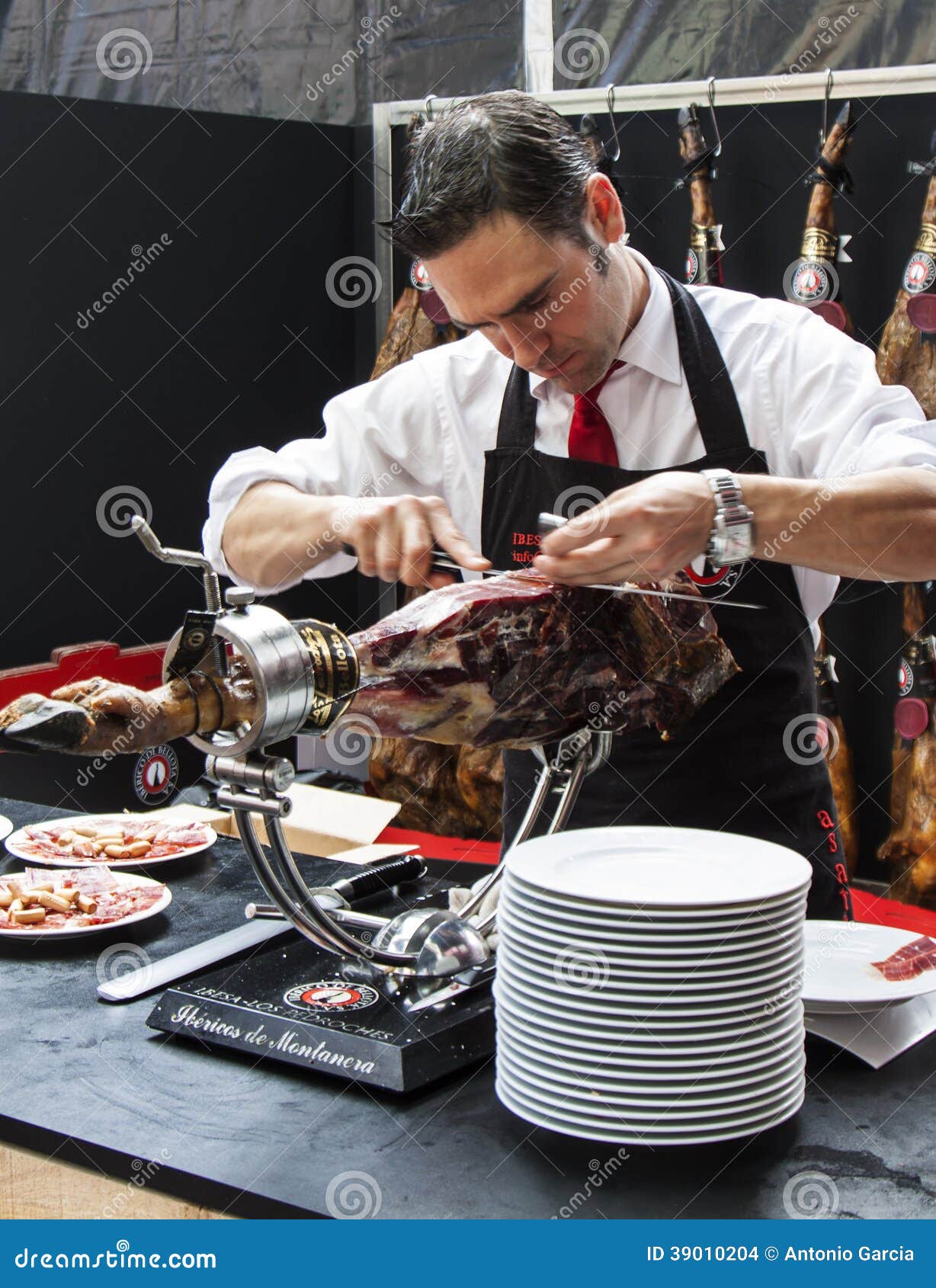 Chef slicing jamon iberico editorial stock image. Image of focus - 39010204