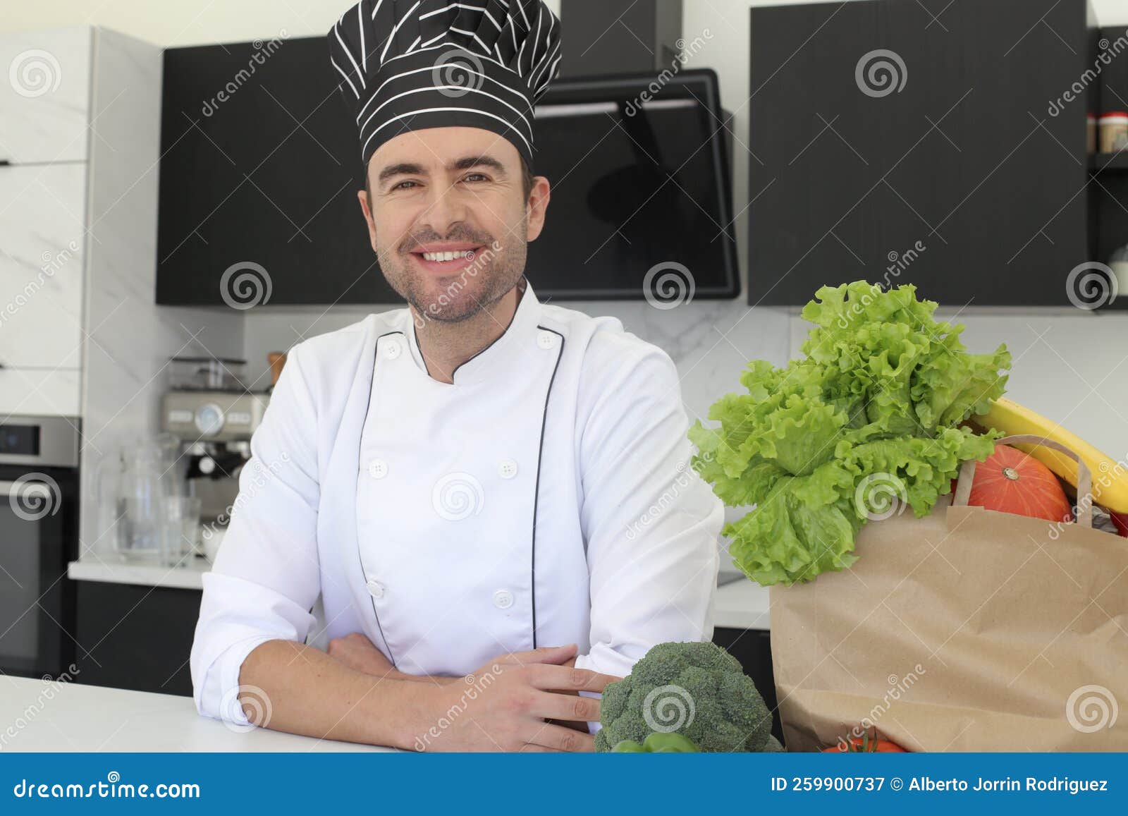 Chef Tradicional Con Uniforme Y Comestibles En Bolsa De Papel Imagen de ...