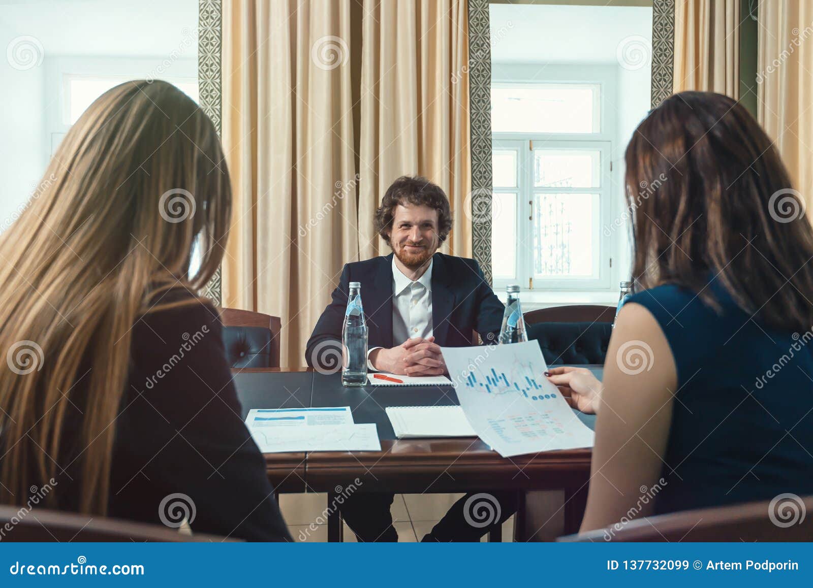 Chef und Angestellte stockbild. Bild von manager, firma - 137732099