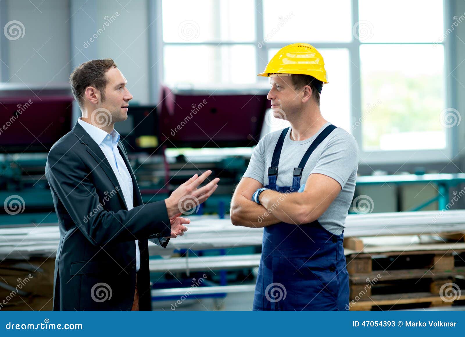 Chef Und Arbeitskraft in Der Fabrik Stockbild - Bild von management ...