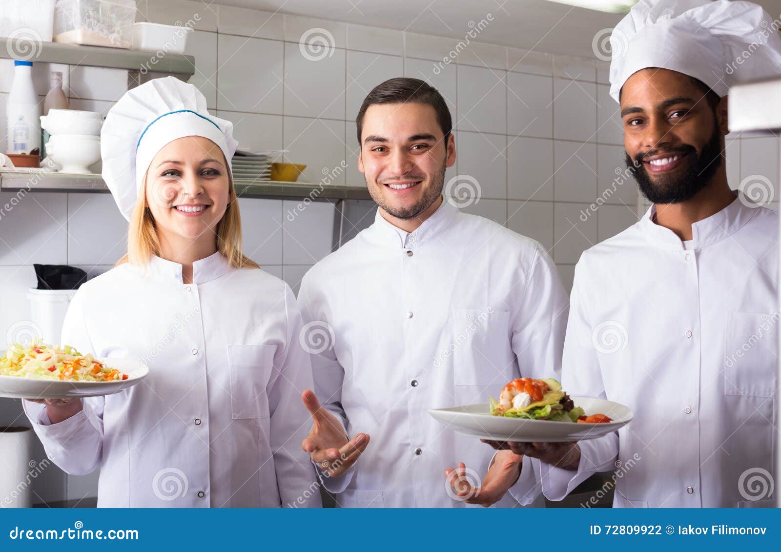 Chef Und Seine Assistenten, Die Mahlzeit Vorbereiten Stockfoto - Bild ...