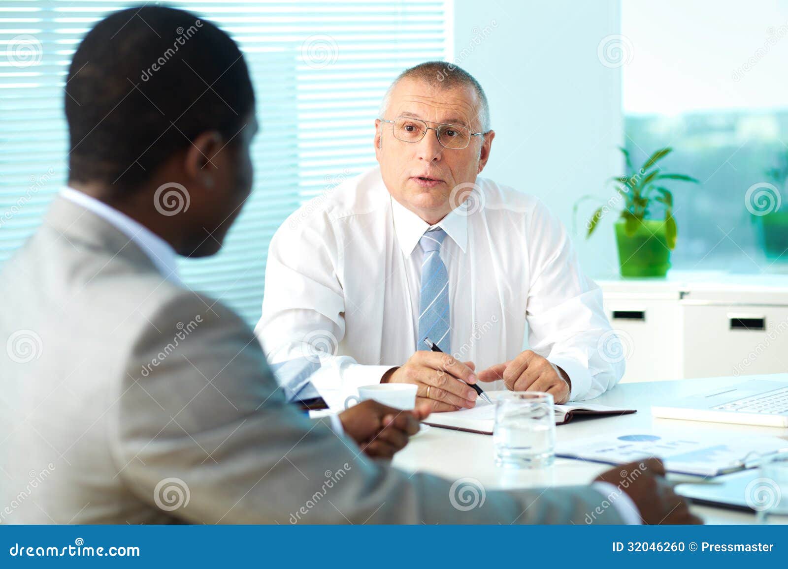 Chefe e empregado foto de stock. Imagem de idoso, associado - 32046260