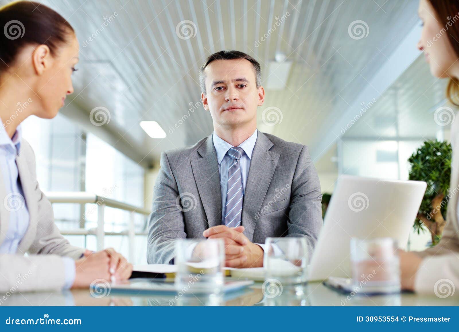 Chefe no trabalho foto de stock. Imagem de fêmea, incorporado - 30953554
