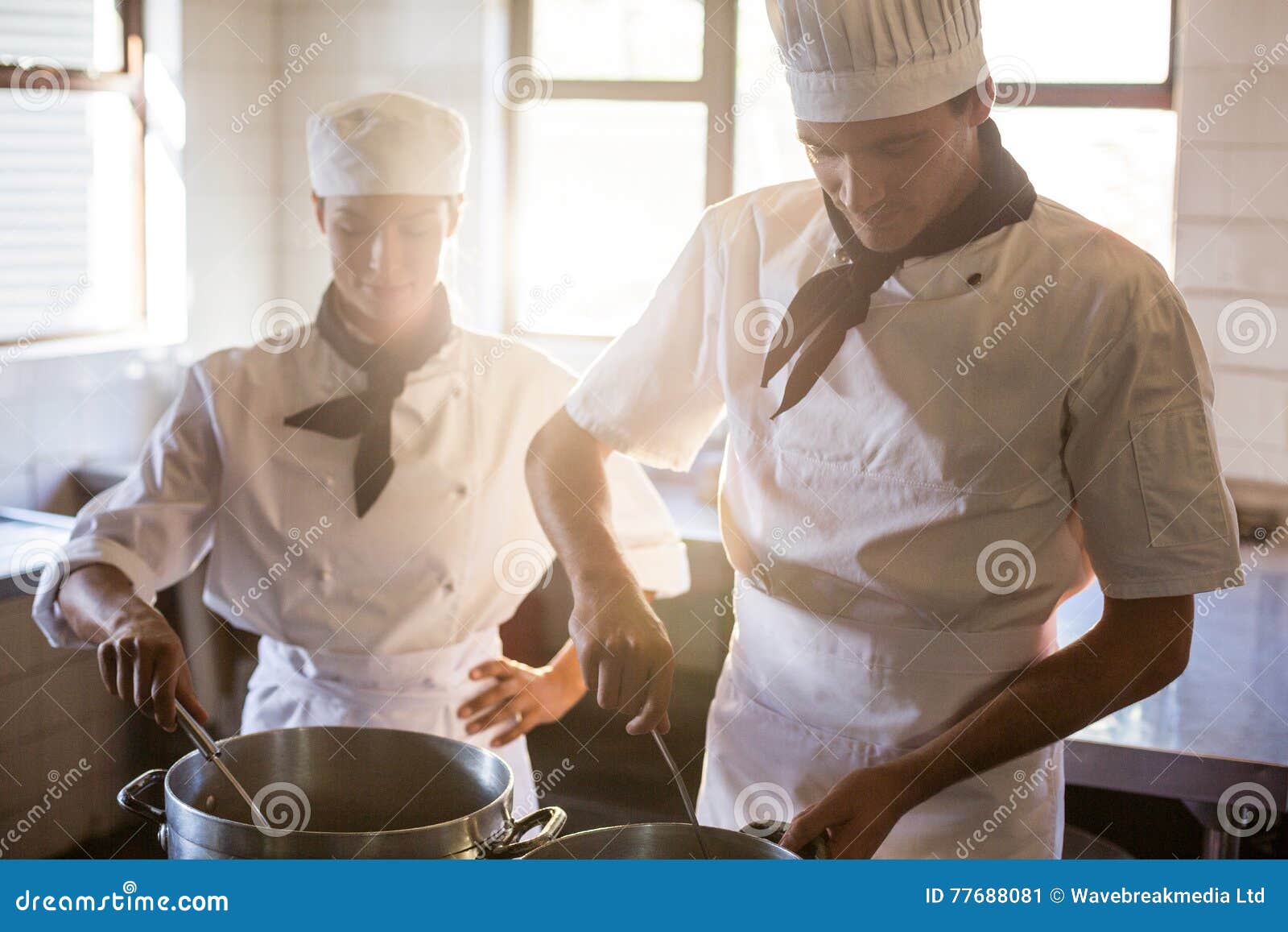 Chefs, Die Lebensmittel am Ofen Zubereiten Stockbild - Bild von küche ...