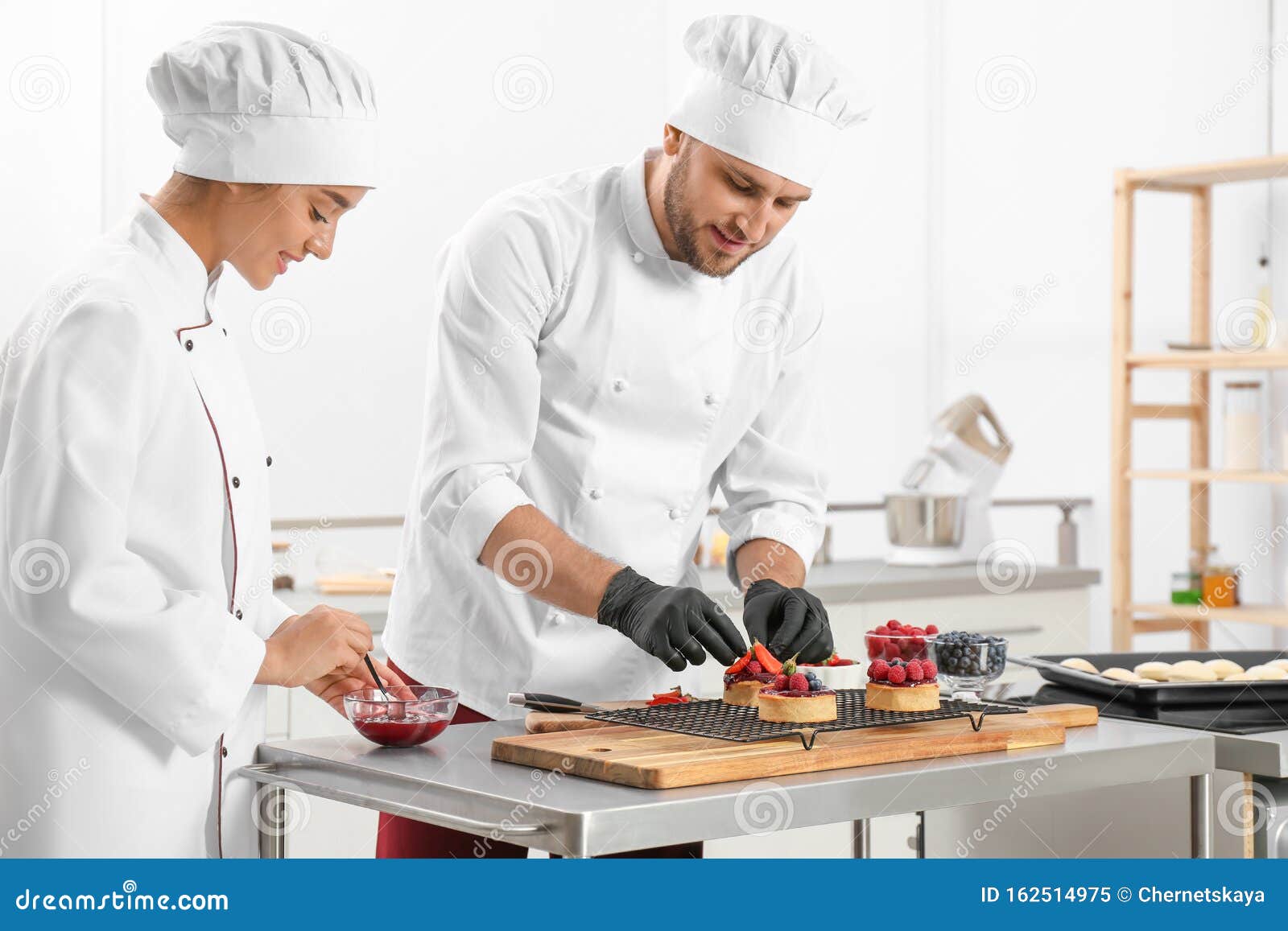 Chefs Pasteleros Preparando Postres En La Mesa Imagen de archivo ...