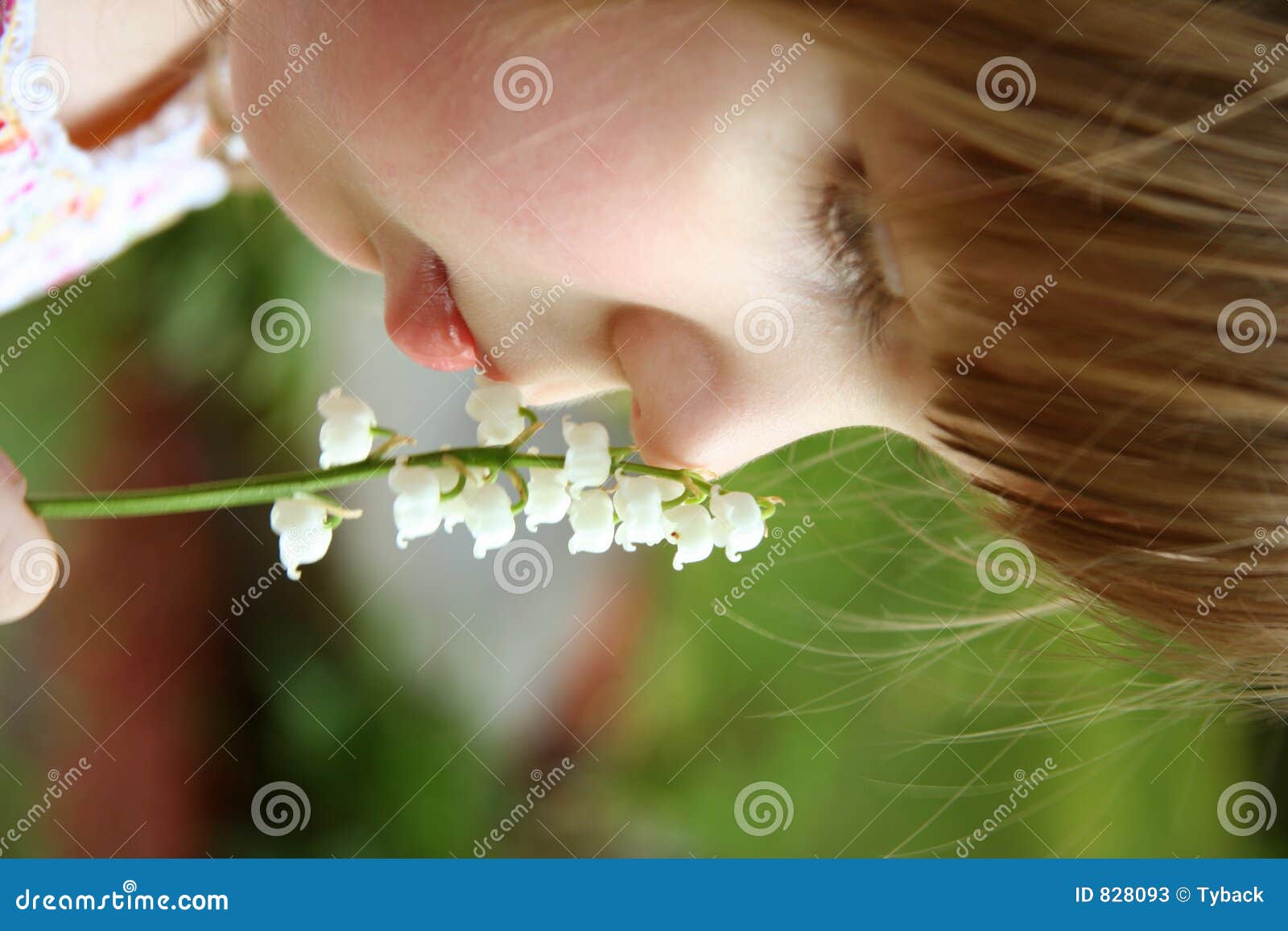 Cheirando as flores imagem de stock. Imagem de infância - 828093