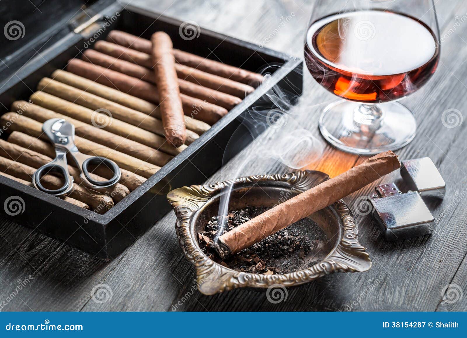 Cheiro Da Aguardente E De Fumar Um Charuto Imagem de Stock - Imagem de ...