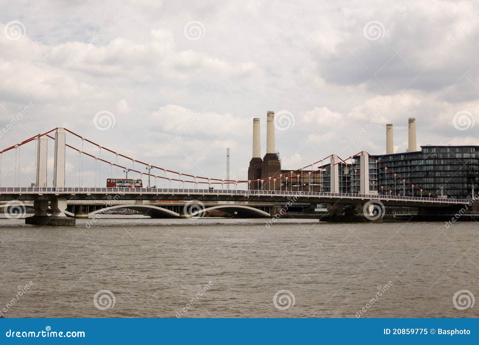 Chelsea Bridge, London stock image. Image of river, water - 20859775