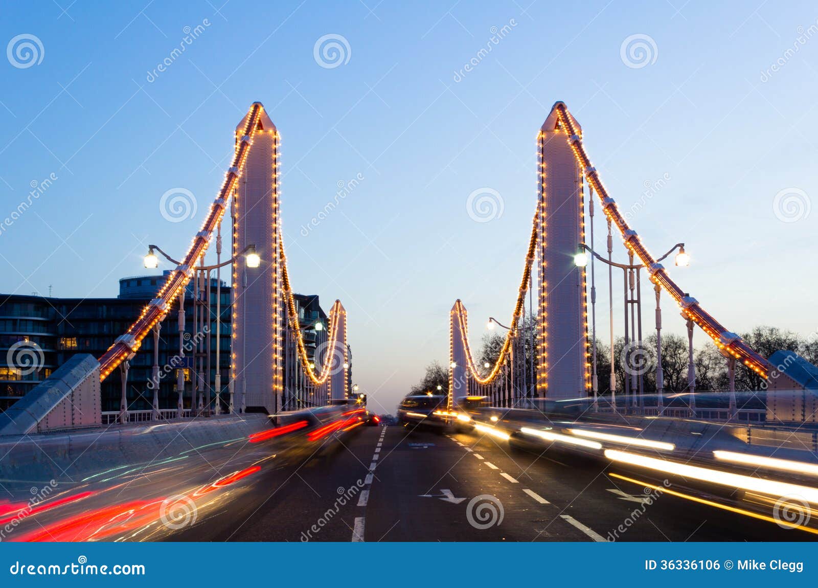 Chelsea Bridge and Traffic stock photo. Image of vehicles - 36336106