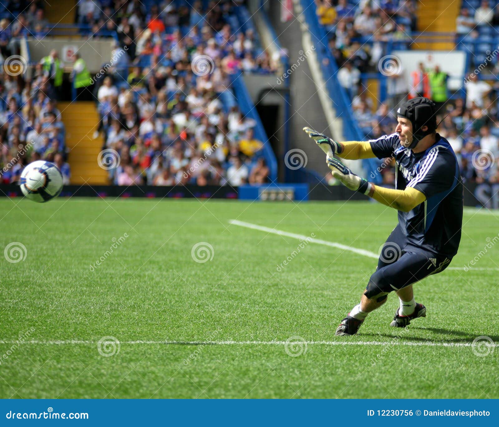 Chelsea: Petr Cech editorial photo. Image of green, goalie - 12230756