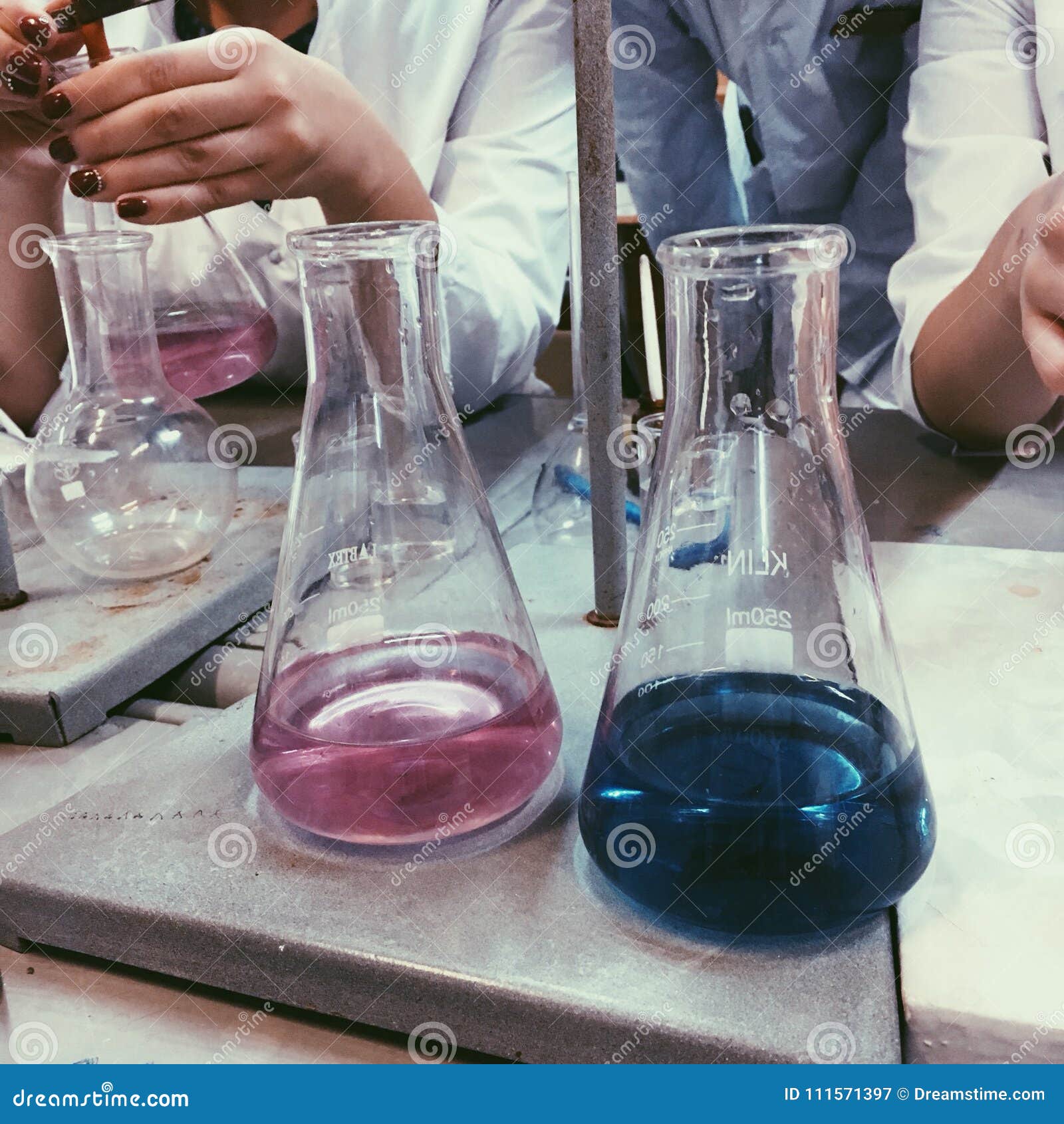 Chemia obraz stock. Obraz złożonej z chemia, butelka - 111571397