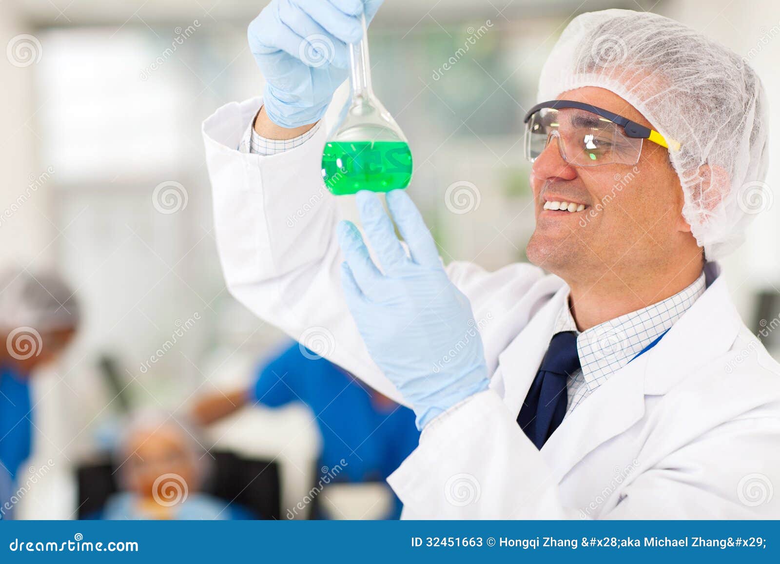 Chemicus Werkend Laboratorium Stock Afbeelding - Image of chemie ...