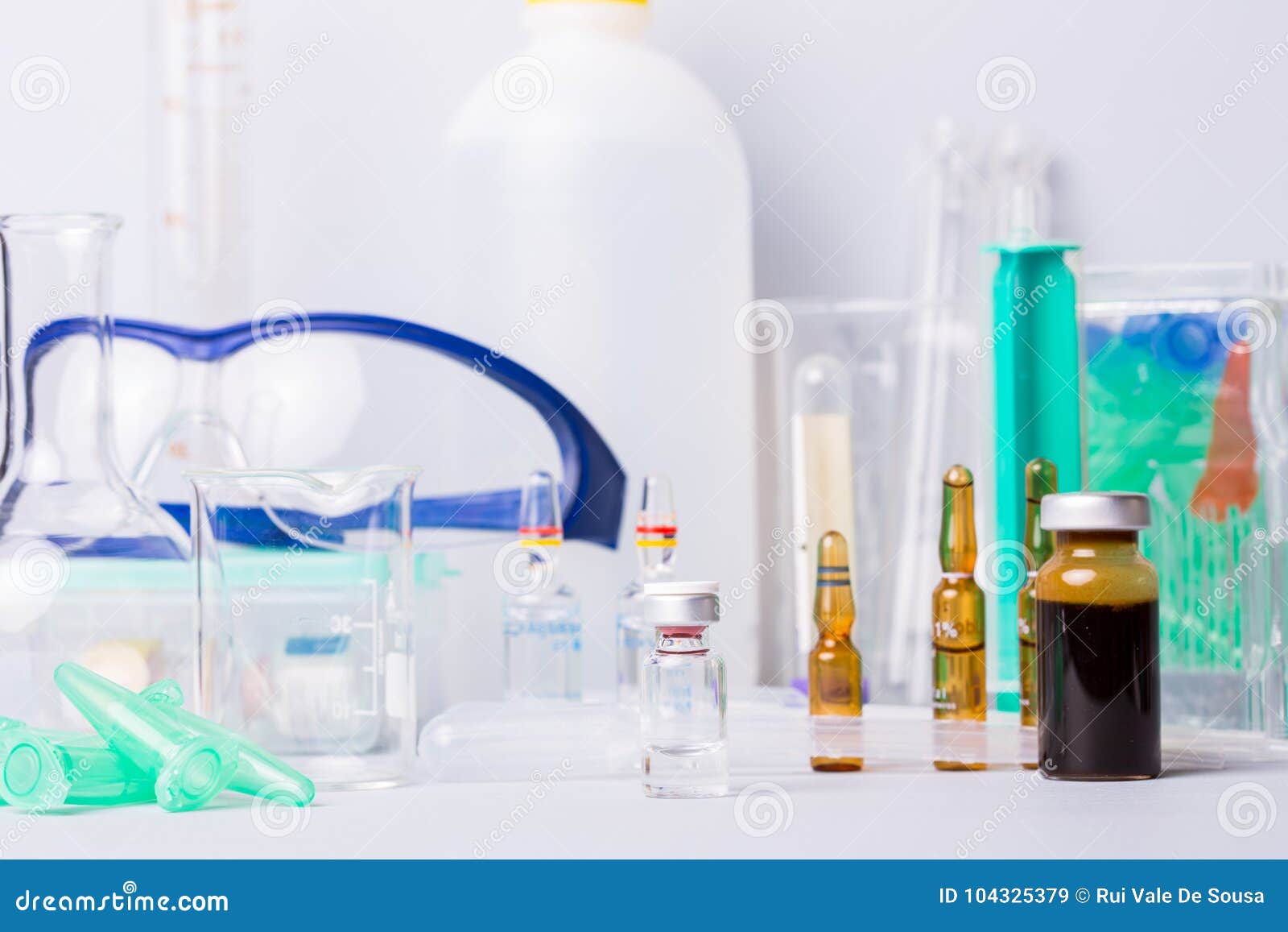 Chemie stock afbeelding. Image of experiment, fles, chemie - 104325379