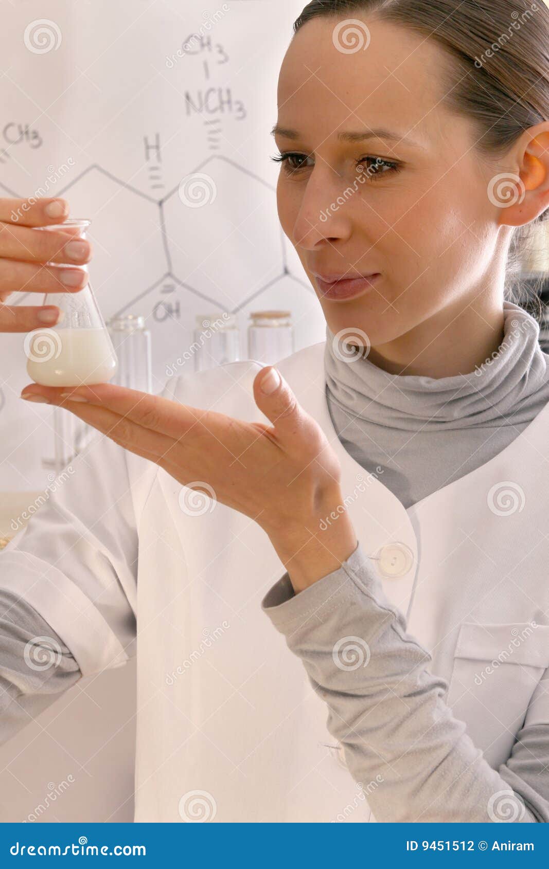 Chemik chemiczna kolba zdjęcie stock. Obraz złożonej z uczeń - 9451512