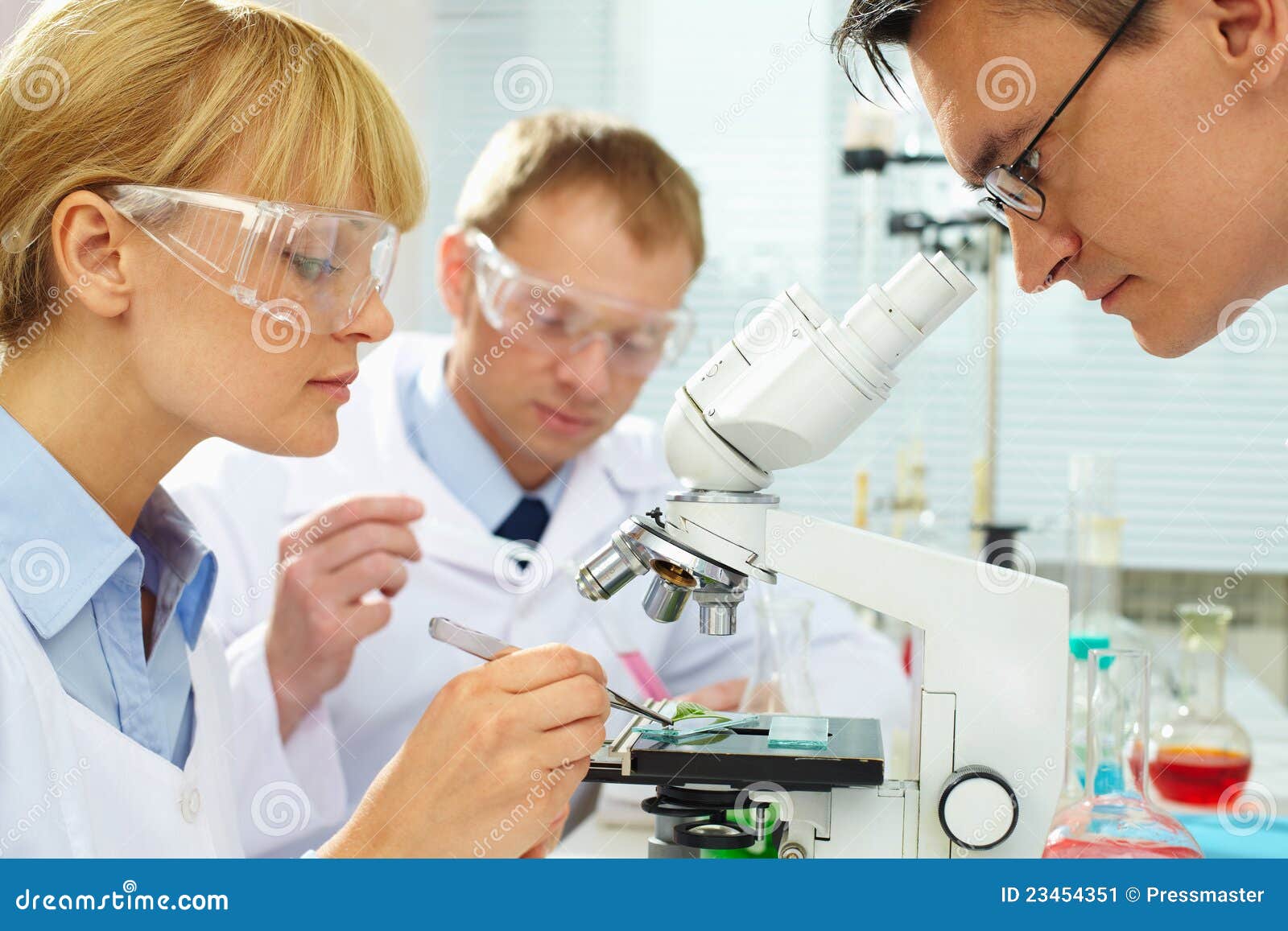 Chemiker bei der Arbeit stockbild. Bild von chemie, klinisch - 23454351