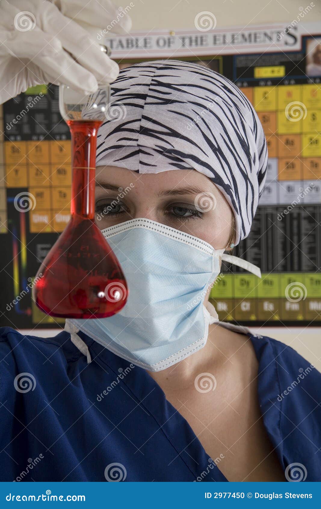 Chemiker bei der Arbeit stockfoto. Bild von menge, obacht - 2977450