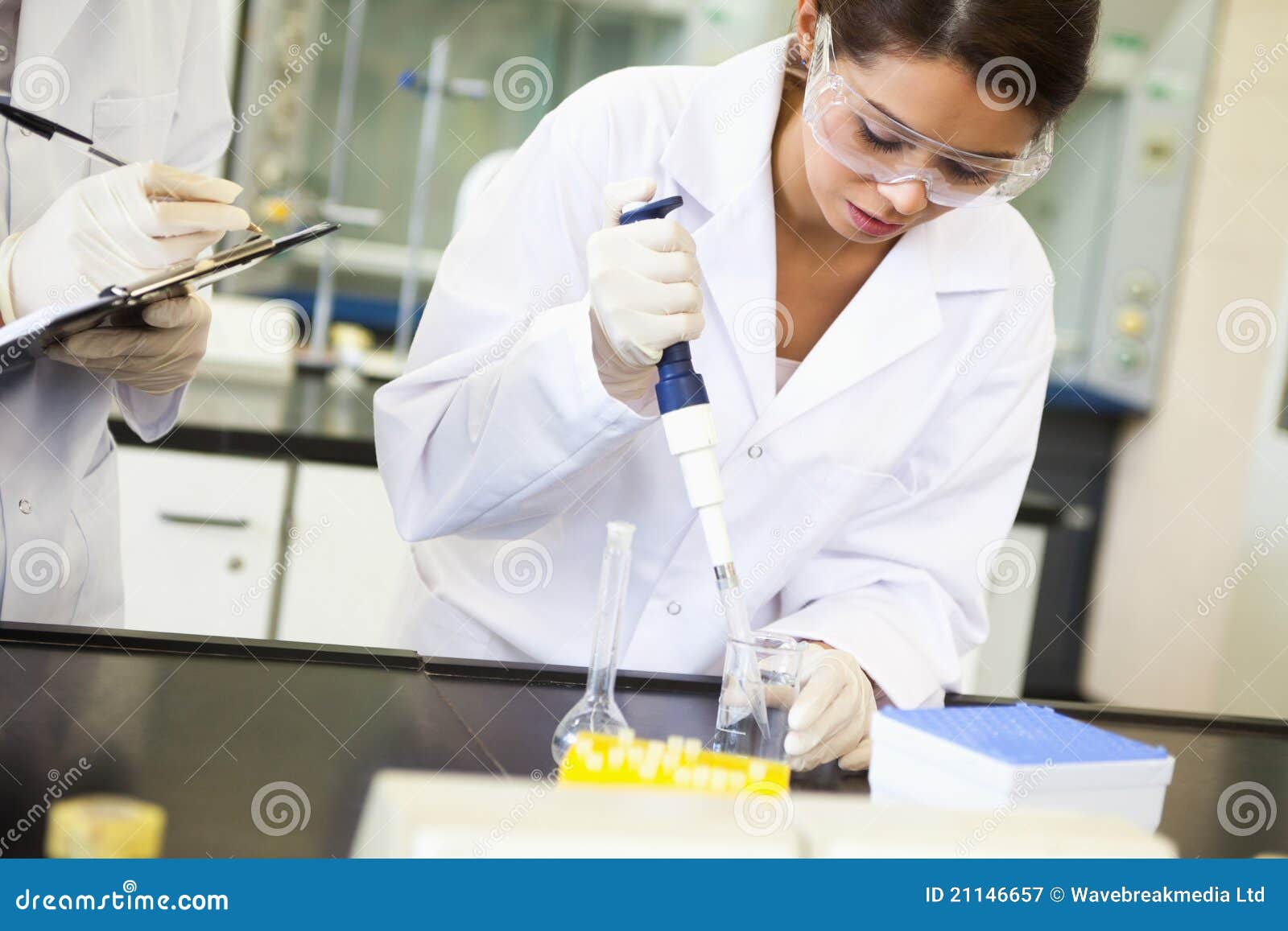 Chemiker, Der Ein Experiment Bildet Stockbild - Bild von pipette ...