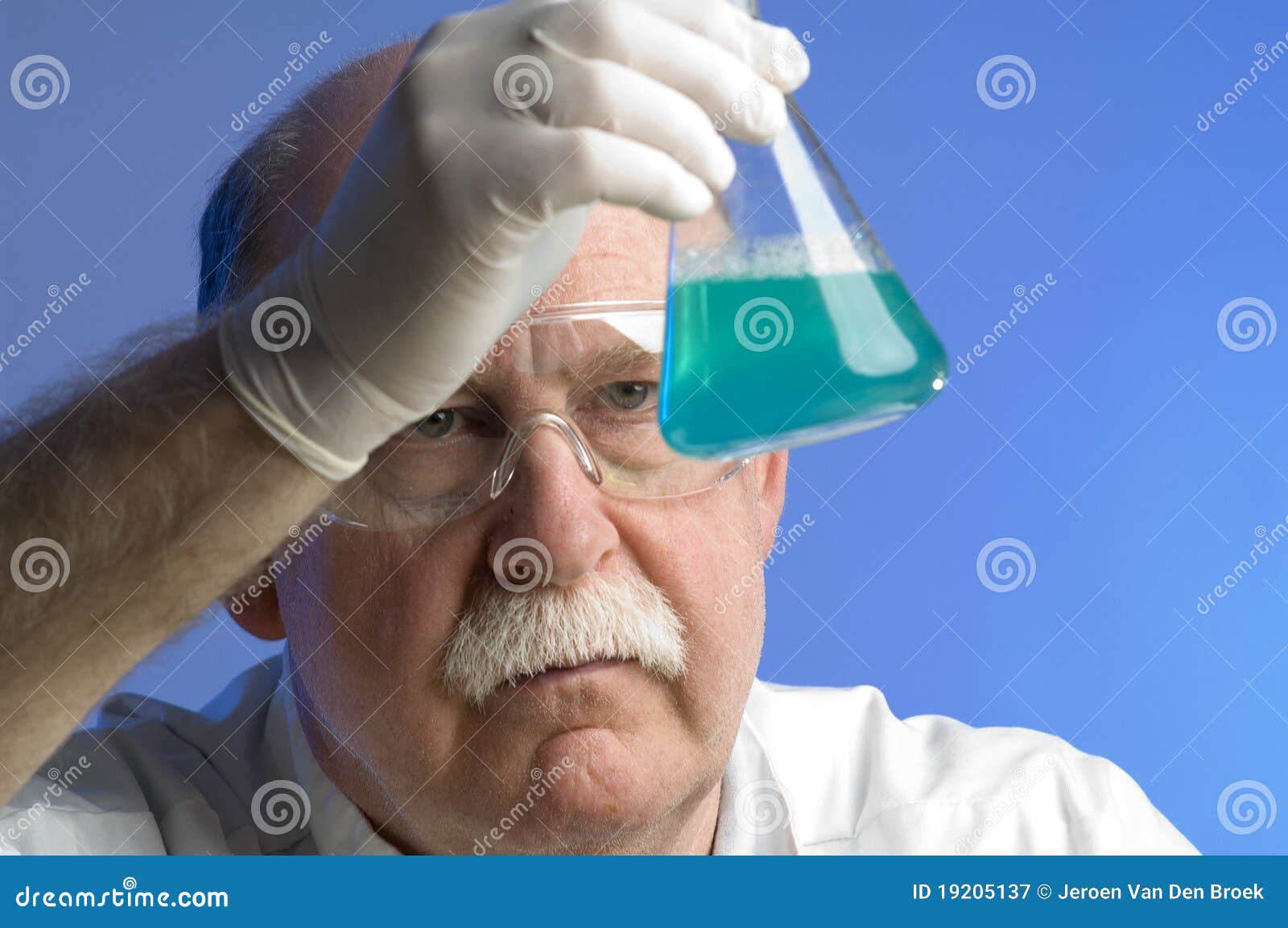 Chemiker, Der Mit Chemikalien Arbeitet Stockbild - Bild von hand ...