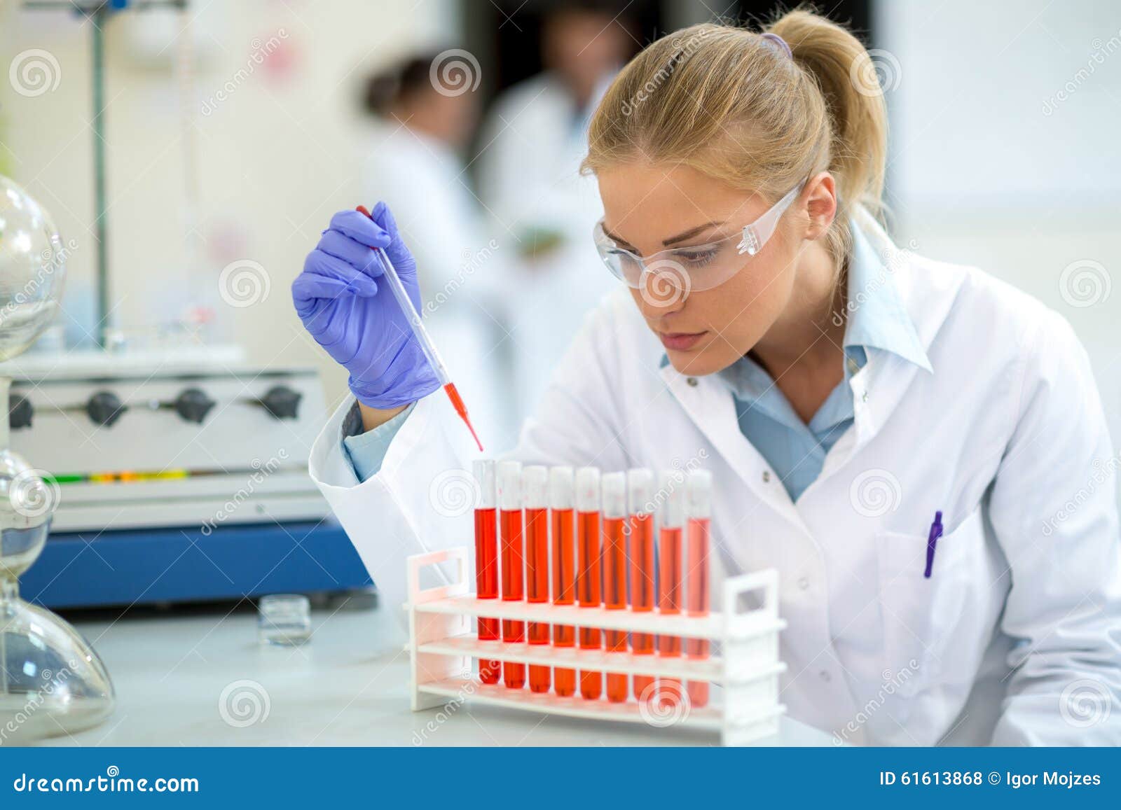 Chemiker, Der Probe Mit Pipette Entnimmt Stockfoto - Bild von ...