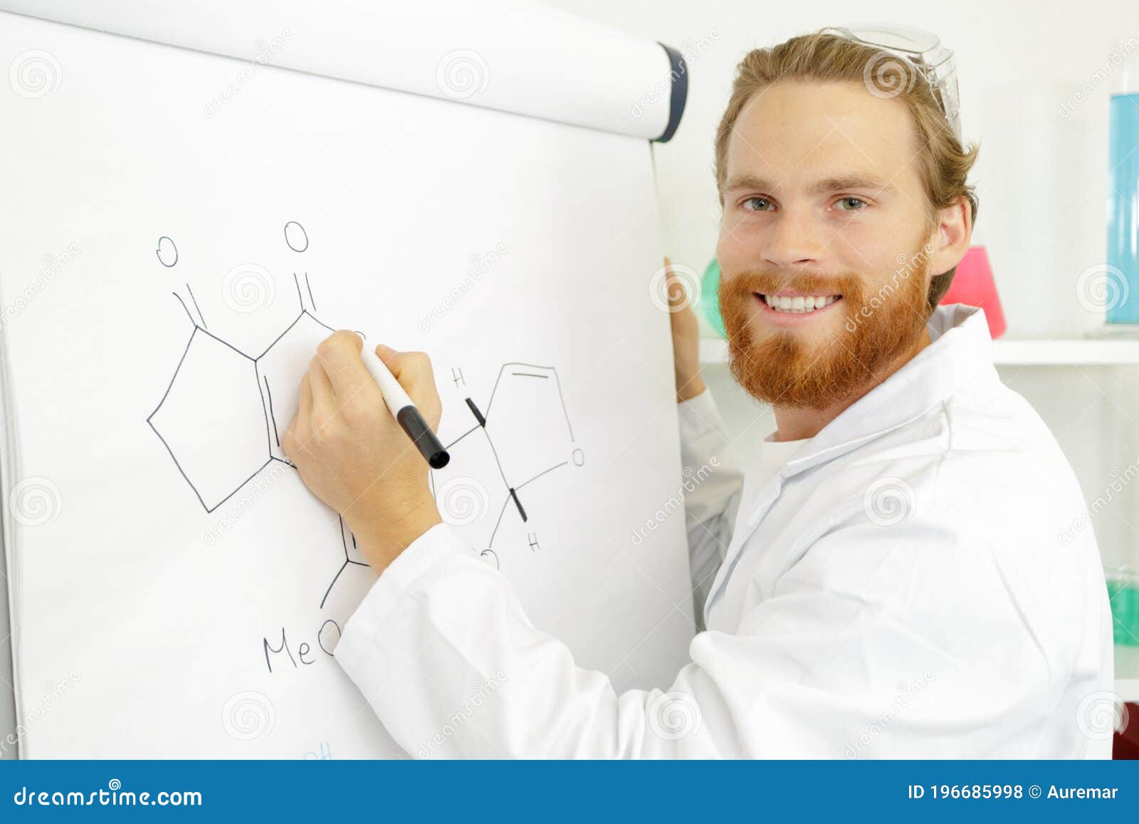 Chemiker Steht Mit Schriftlichen Formeln Stockfoto - Bild von mann ...