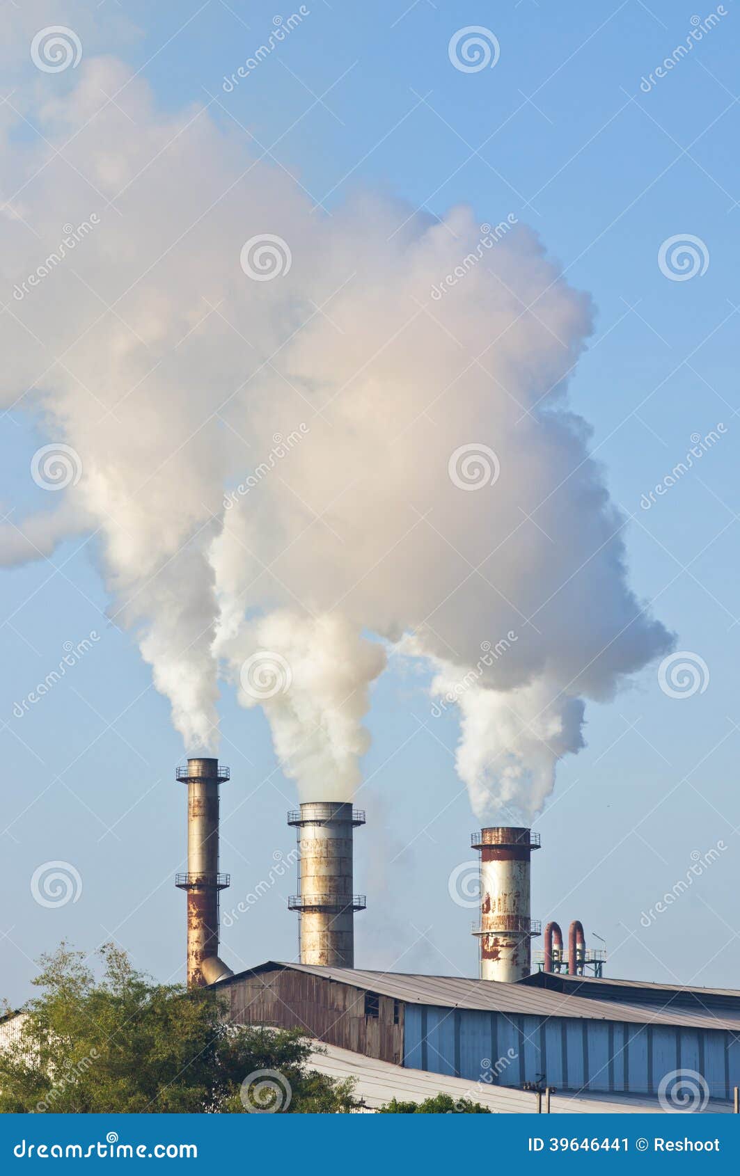 Cheminée d'usine image stock. Image du centrale, ciel - 39646441